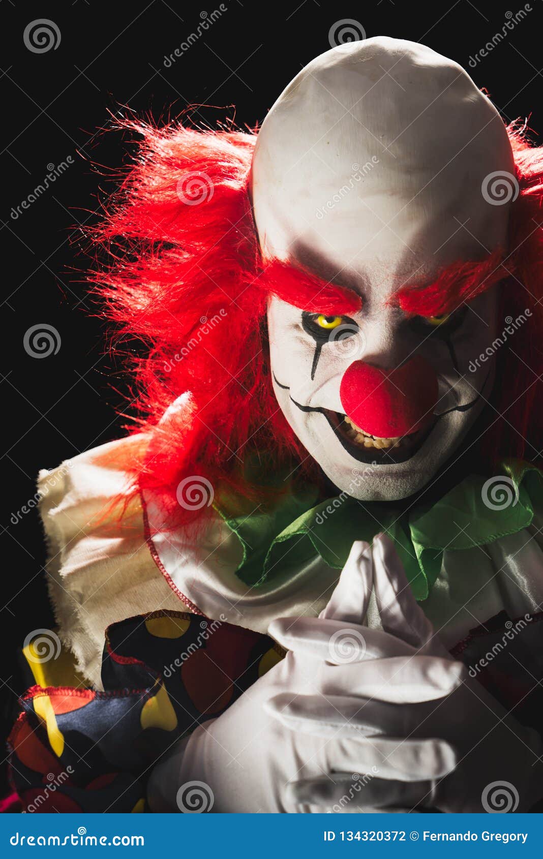 Enge Clown Op Een Donkere Achtergrond Stock Foto - Image of halloween ...