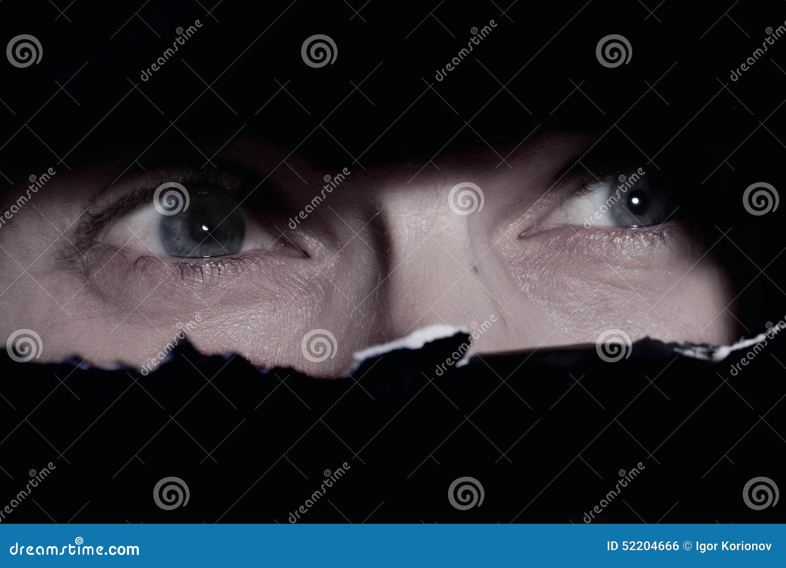 Enge Ogen Van Mens Het Spioneren Stock Foto - Image of gevaar, muur ...