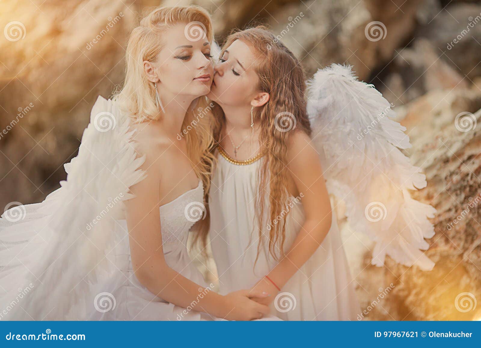 Engel auf dem Strand stockbild. Bild von freude, gesicht - 97967621