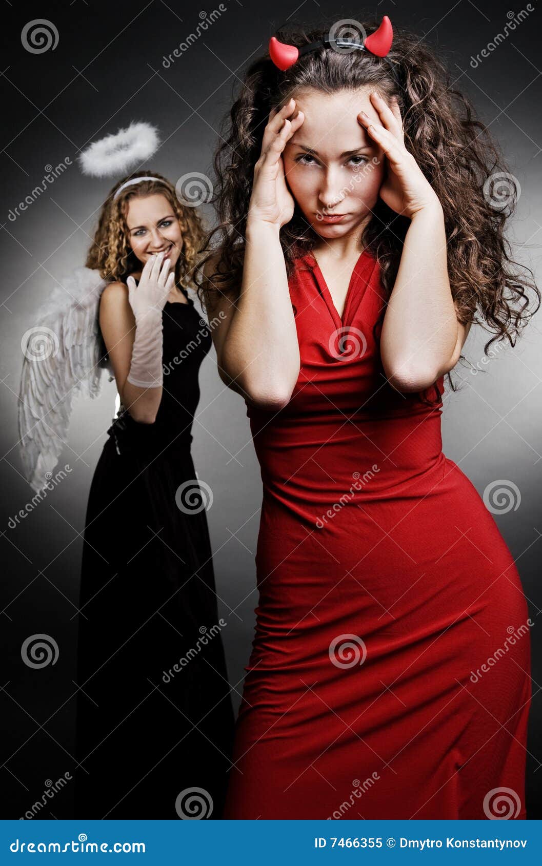Engel en duivel stock afbeelding. Image of kleding, mooi - 7466355