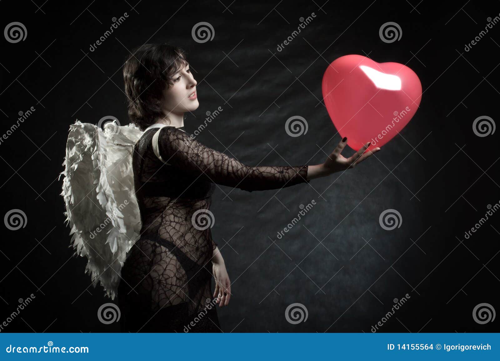 Engel met hart stock foto. Image of portret, liefde, zorg - 14155564