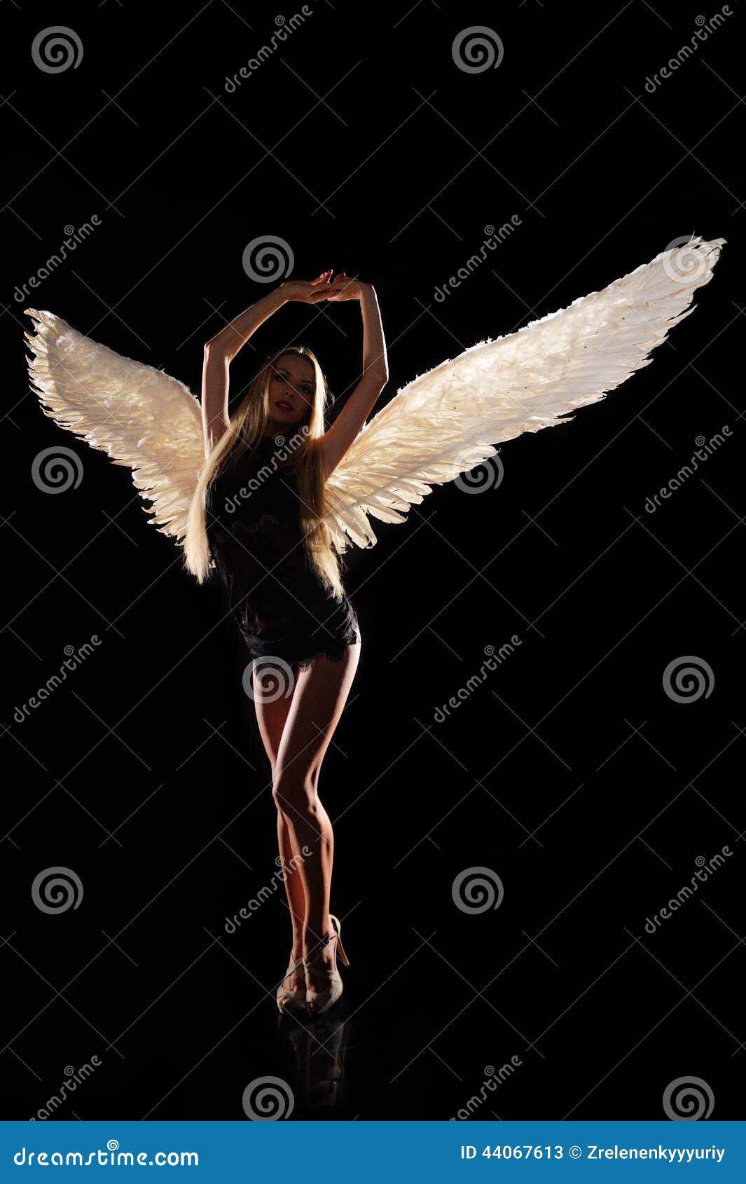 Engel Met Vleugels Op Zwarte Achtergrond Stock Afbeelding - Image of ...