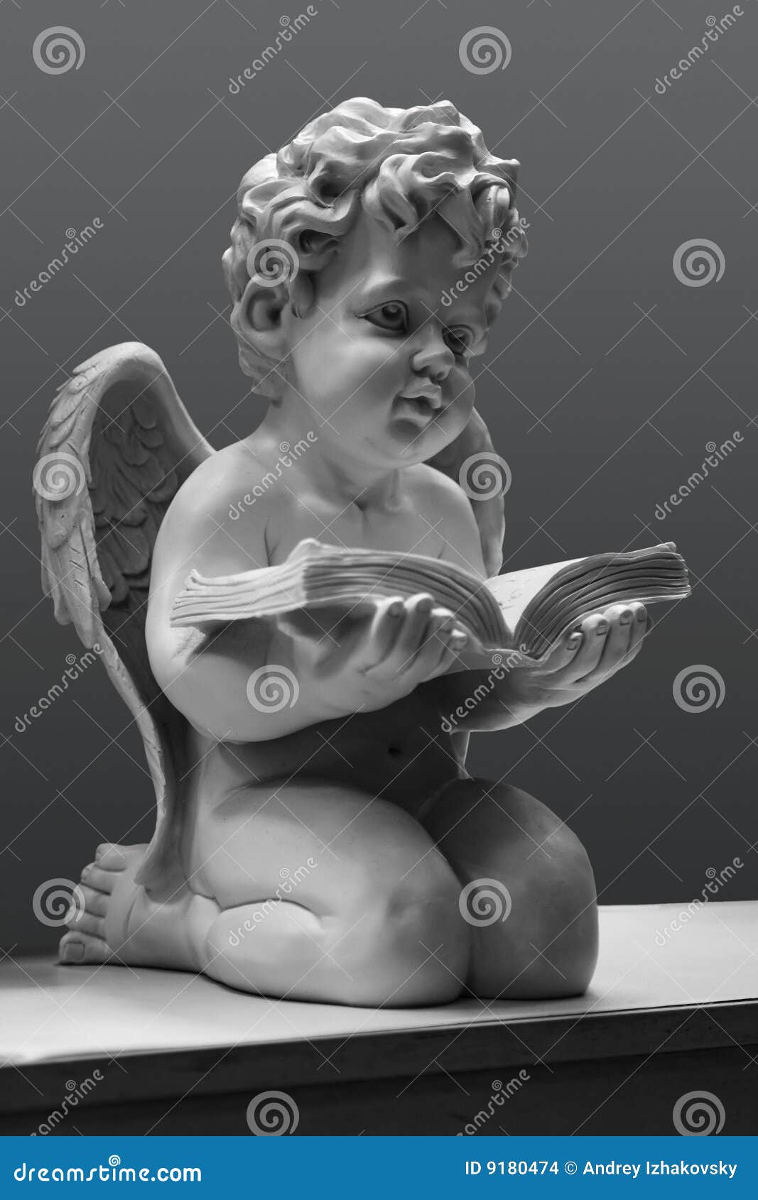 Engel Mit Dem Buch Auf Einem Grauen Hintergrund Stockfoto - Bild von ...