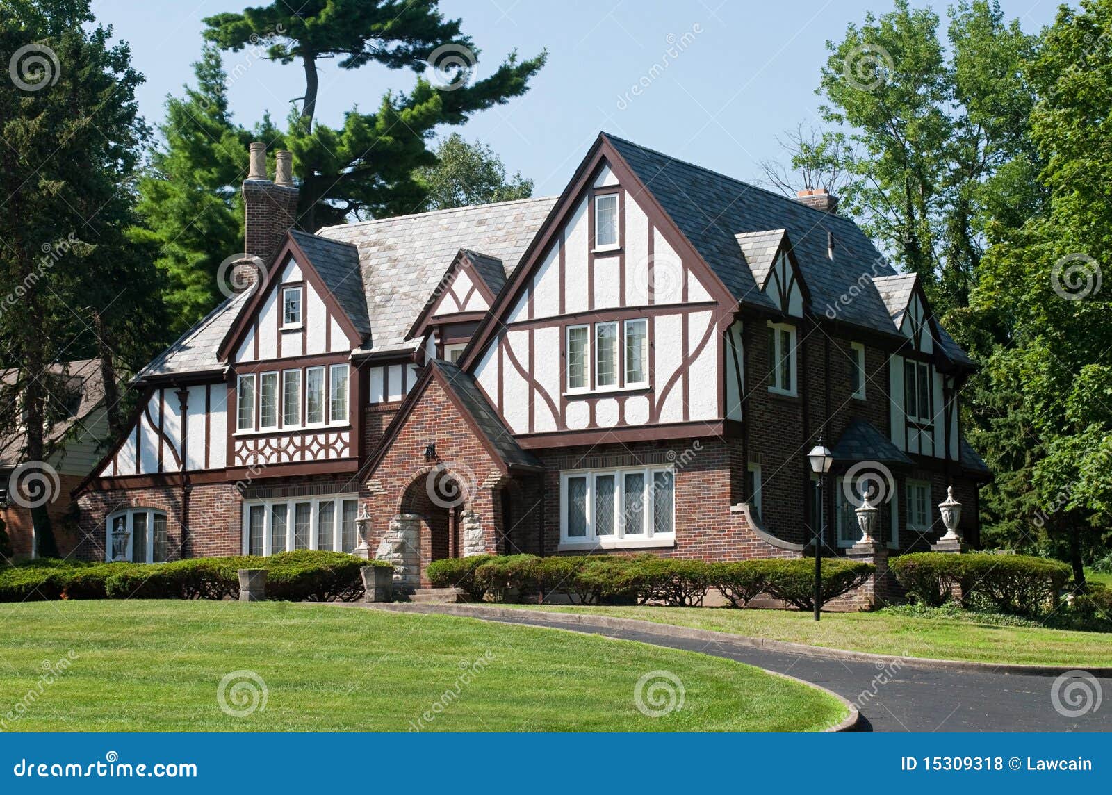 Engels Huis Tudor stock foto. Image of gemodelleerd, aandrijving - 15309318