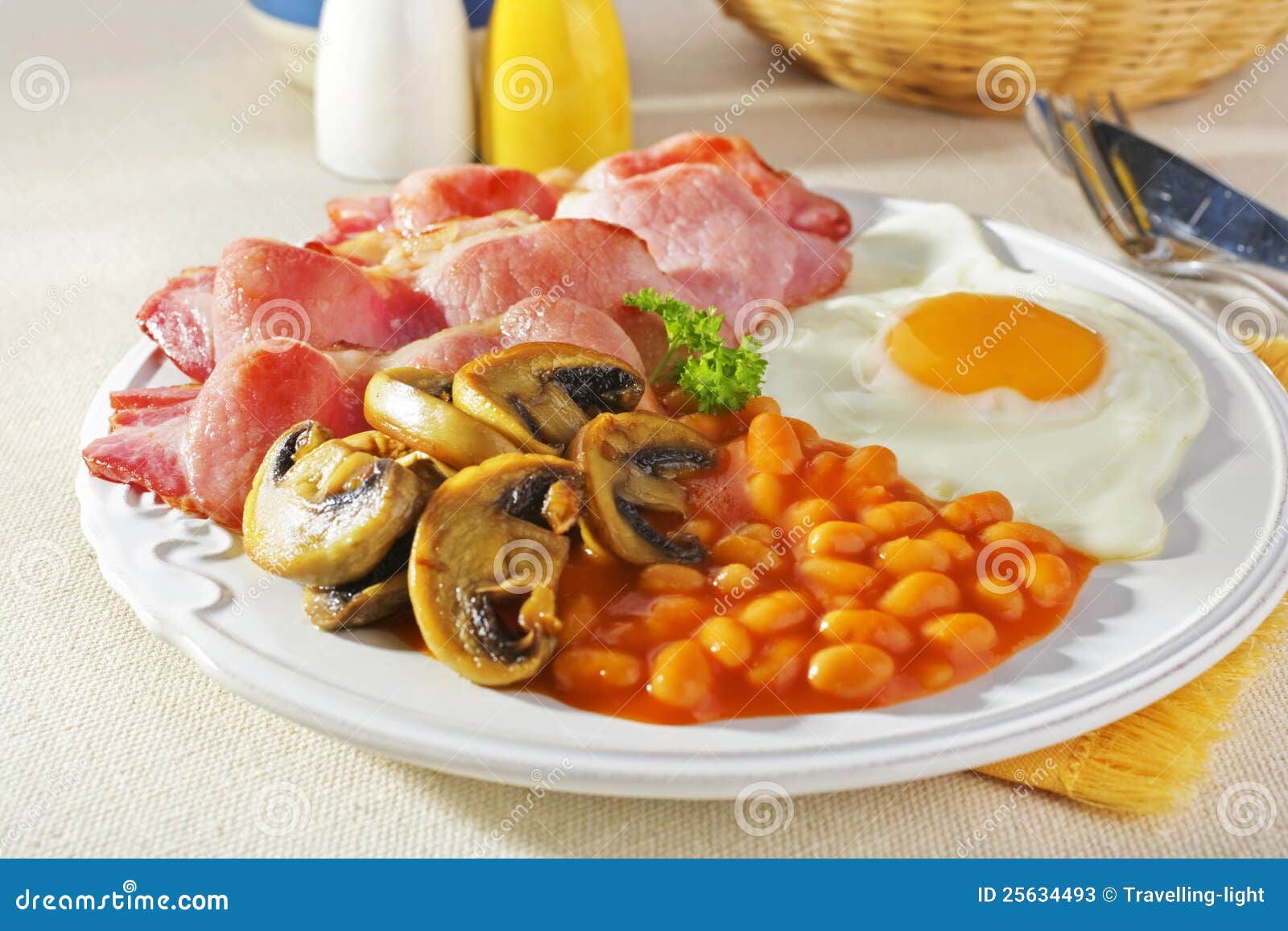 Engels Ontbijt stock afbeelding. Image of spek, paddestoelen - 25634493