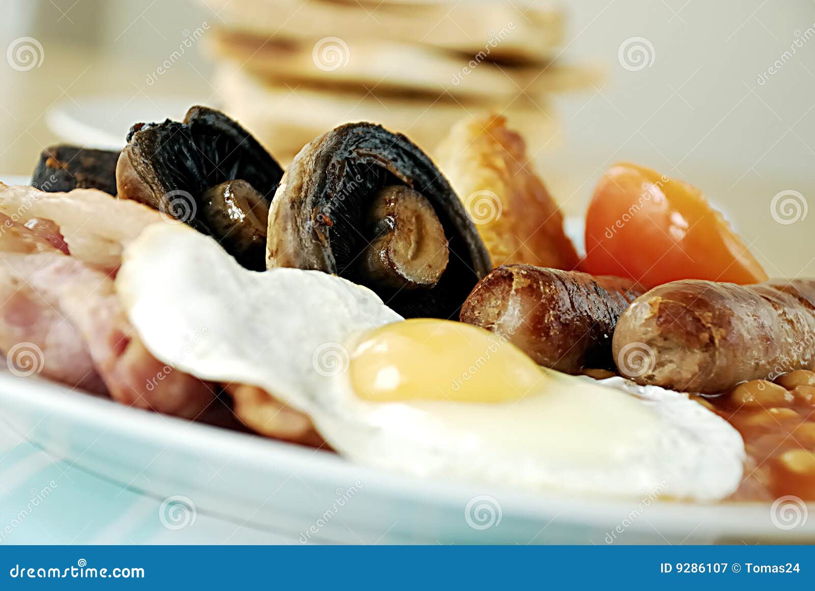 Engels ontbijt stock afbeelding. Image of spek, tomaten - 9286107