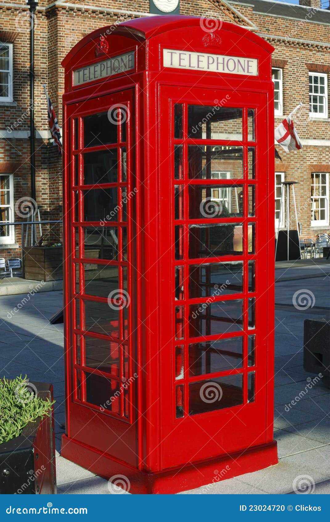 Engelse Rode Telefooncel stock foto. Image of kaden, telefoon - 23024720