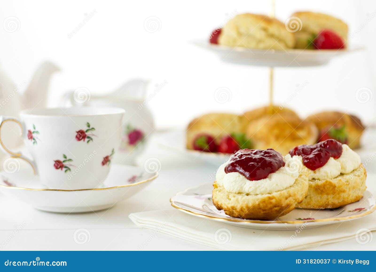 Engelse Scones, Devonshire-stijl Stock Afbeelding - Image of voedsel ...