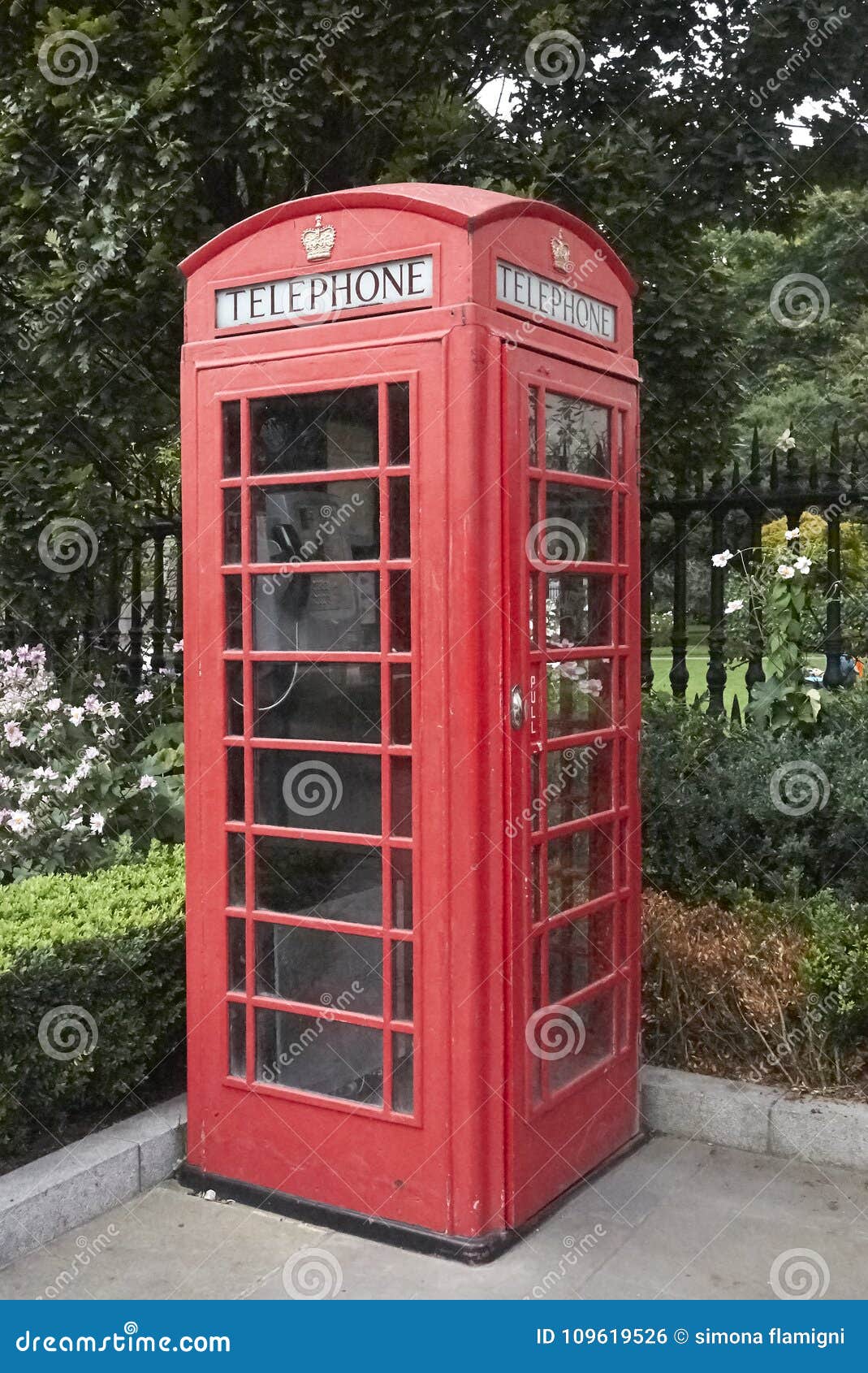 Engelse telefooncel redactionele foto. Image of straat - 109619526