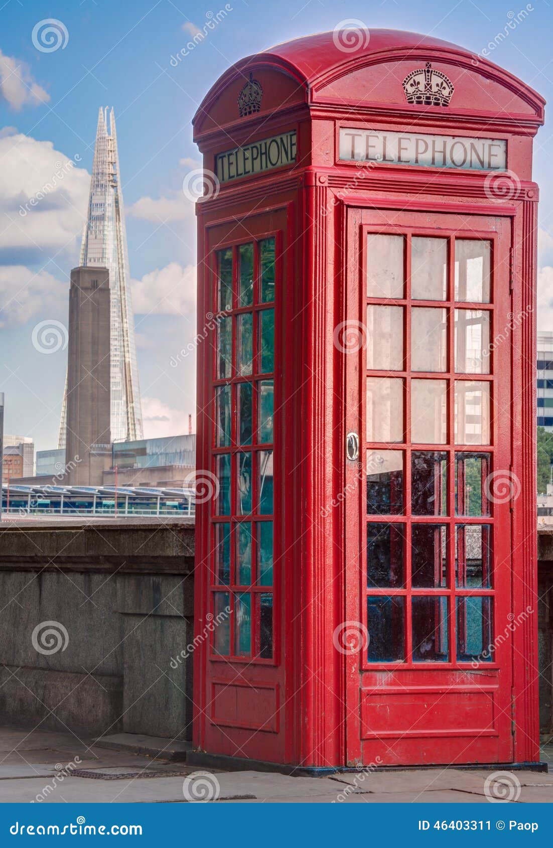 Engelse telefooncel redactionele foto. Image of oriëntatiepunt - 46403311