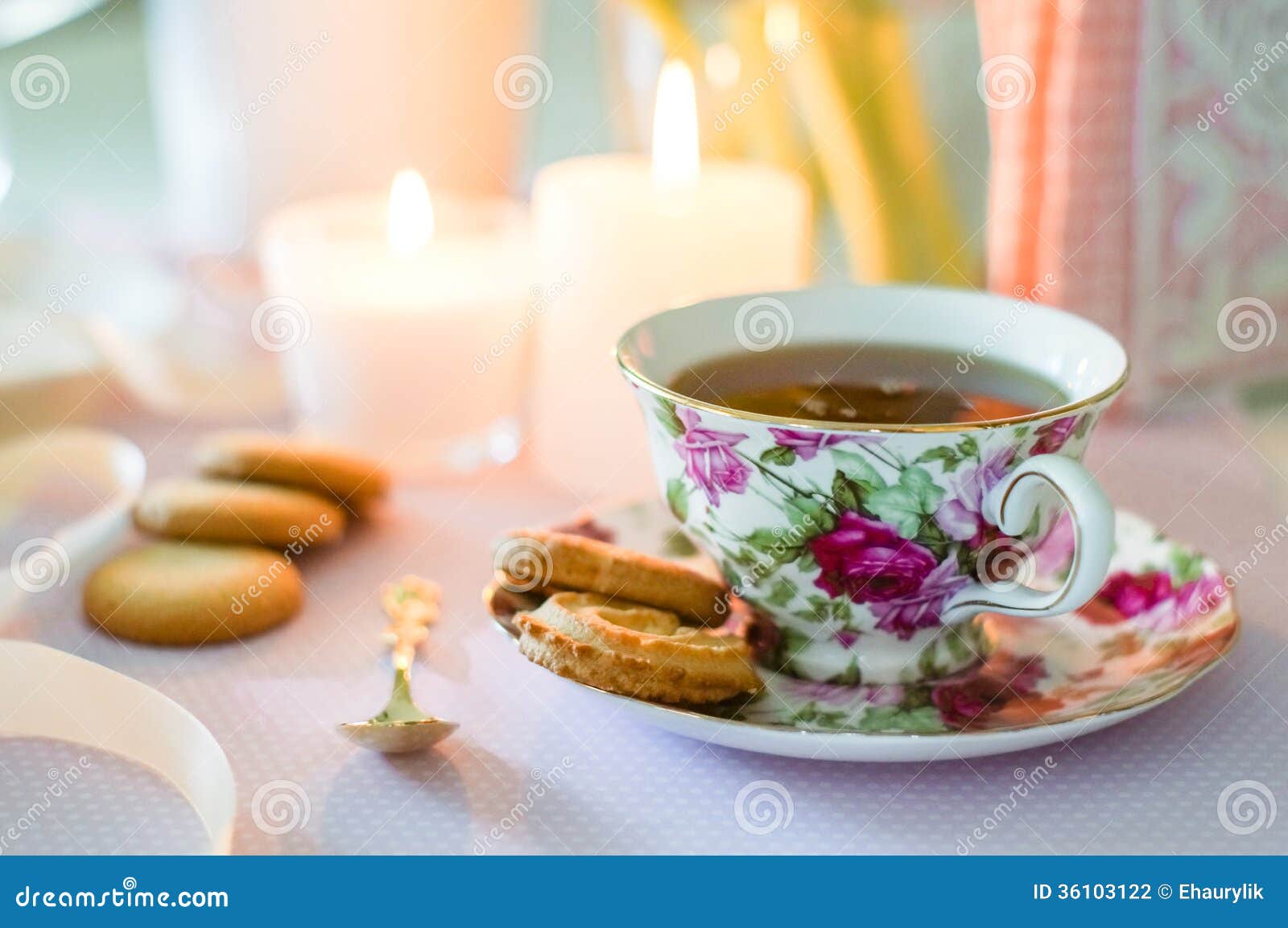 Engelse thee met koekjes stock foto. Image of thee, roze - 36103122