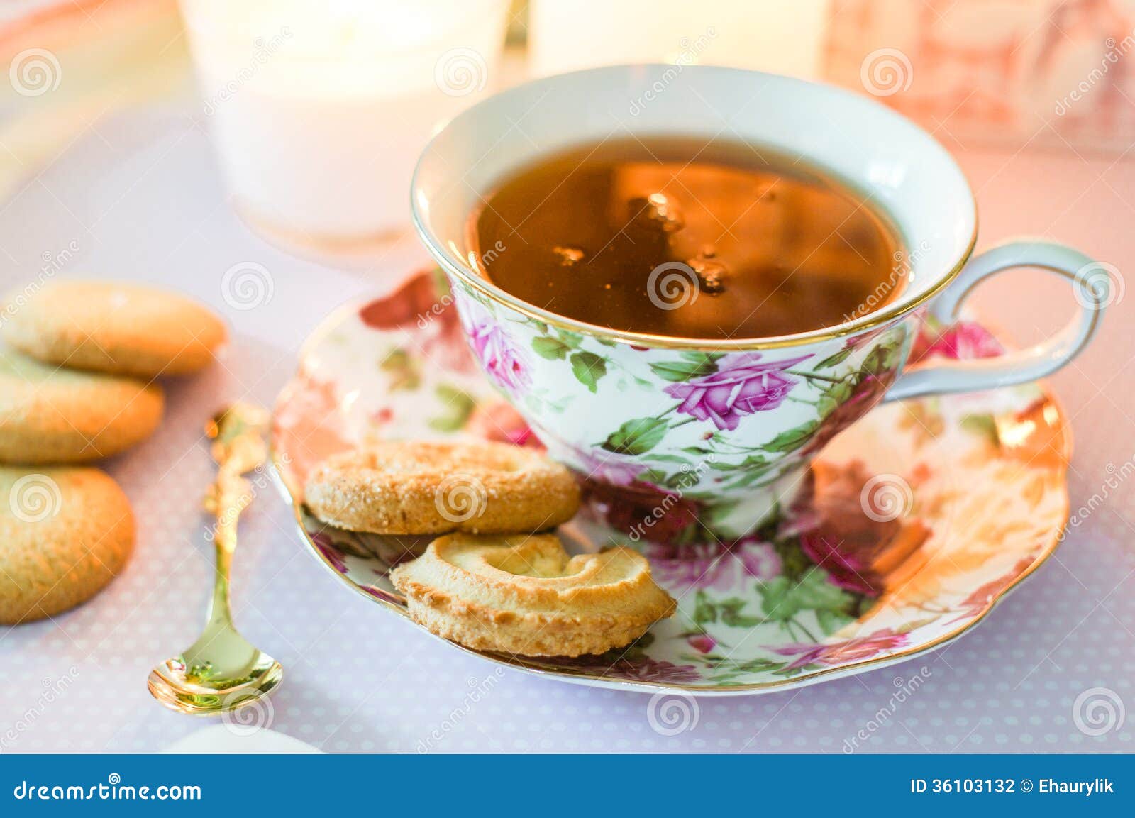 Engelse thee met koekjes stock foto. Image of koffie - 36103132