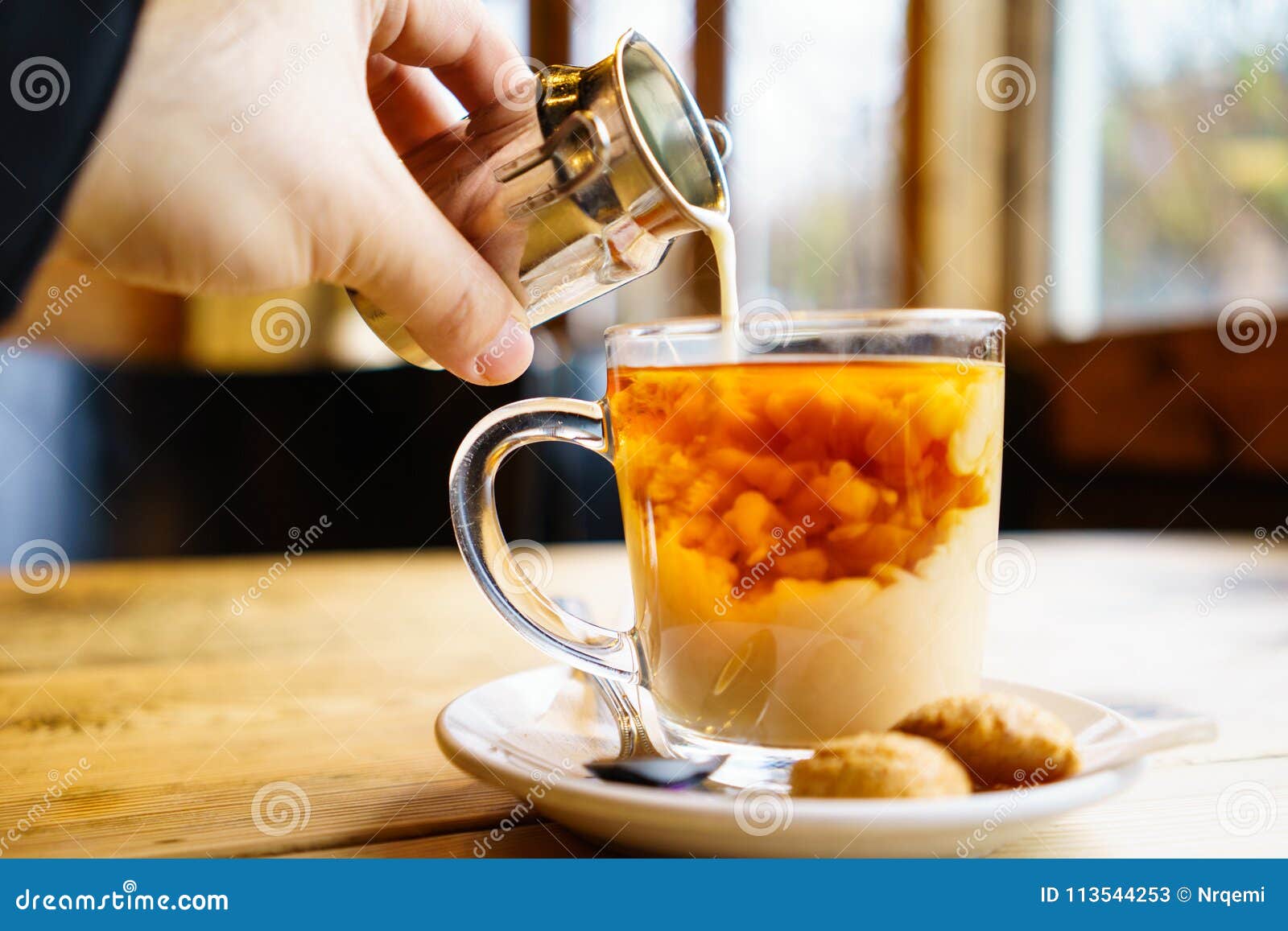 Engelse Thee Met Melk in Het UK Stock Afbeelding - Image of ochtend ...