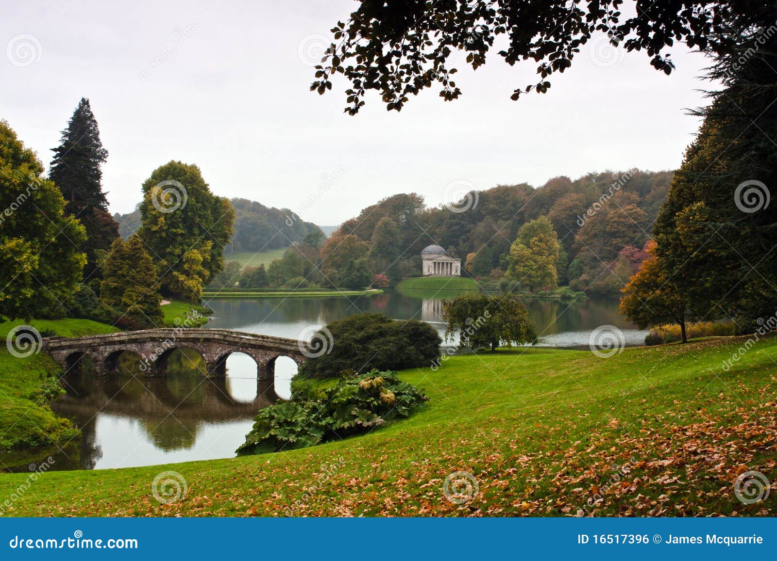 Engelse Tuin stock foto. Image of pantheon, bomen, meer - 16517396