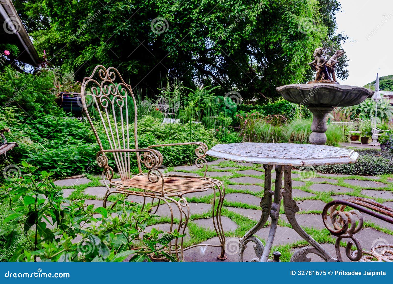 Engelse tuin stock afbeelding. Image of ontwerp, klassiek - 32781675