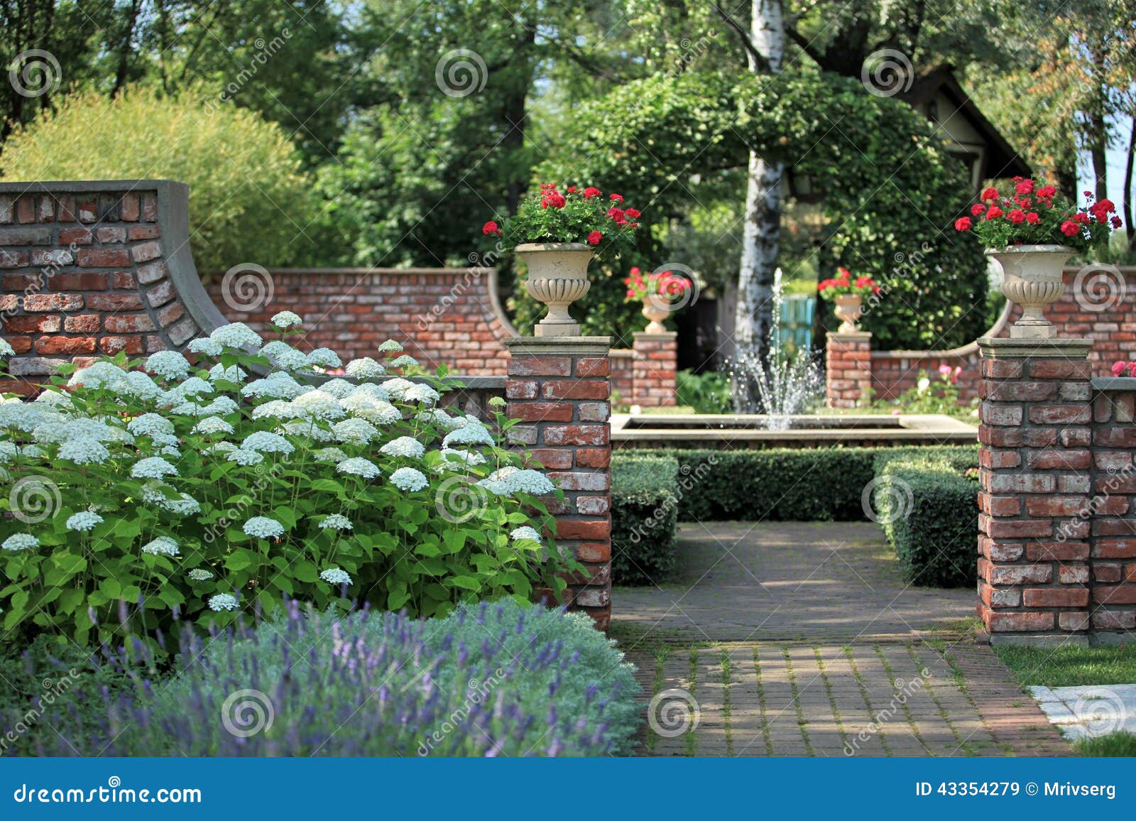 Engelse Tuin Met Een Fontein Stock Afbeelding - Image of baksteen ...