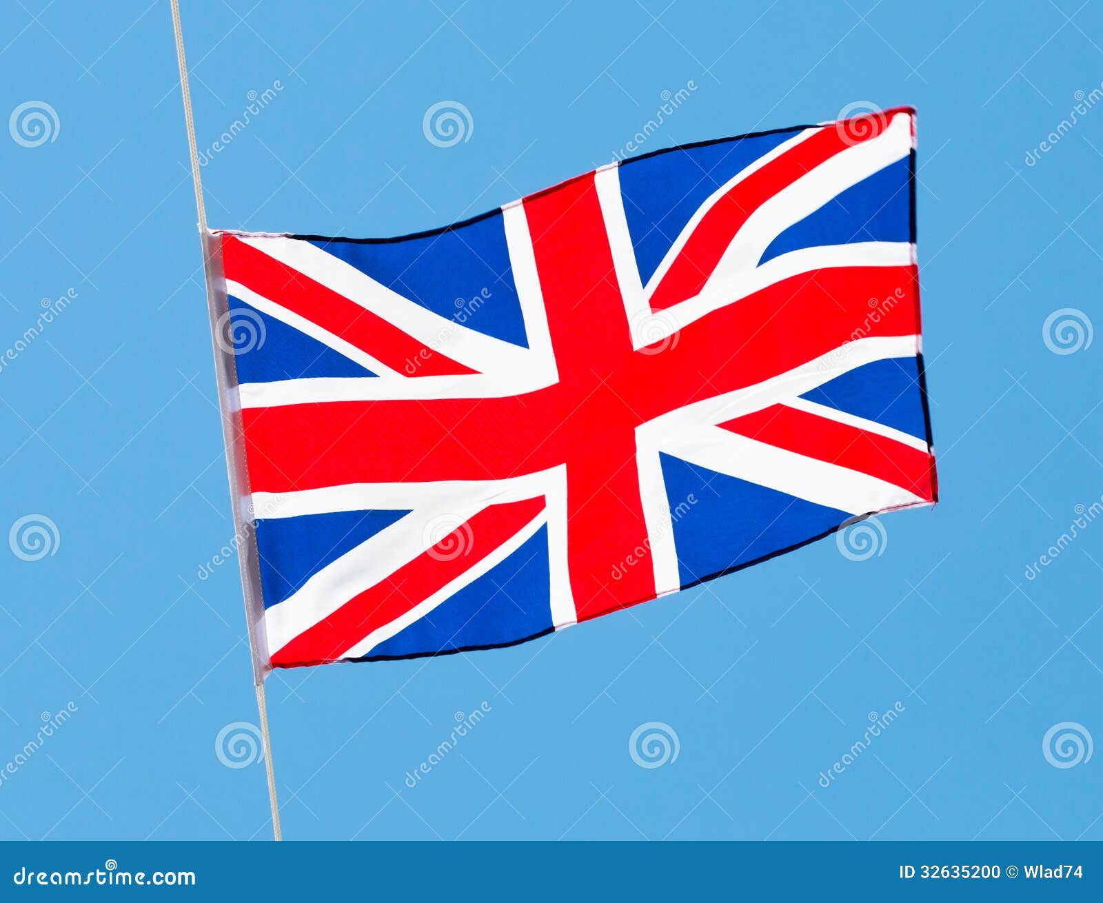 Engelse Vlag in Wind Tegen Een Hemel Stock Foto - Image of stof, rood ...