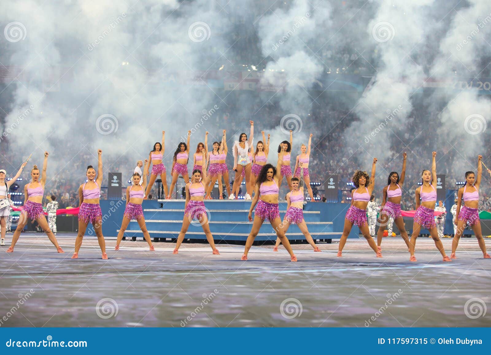 Engelse zanger Dua Lipa redactionele afbeelding. Image of tussen ...