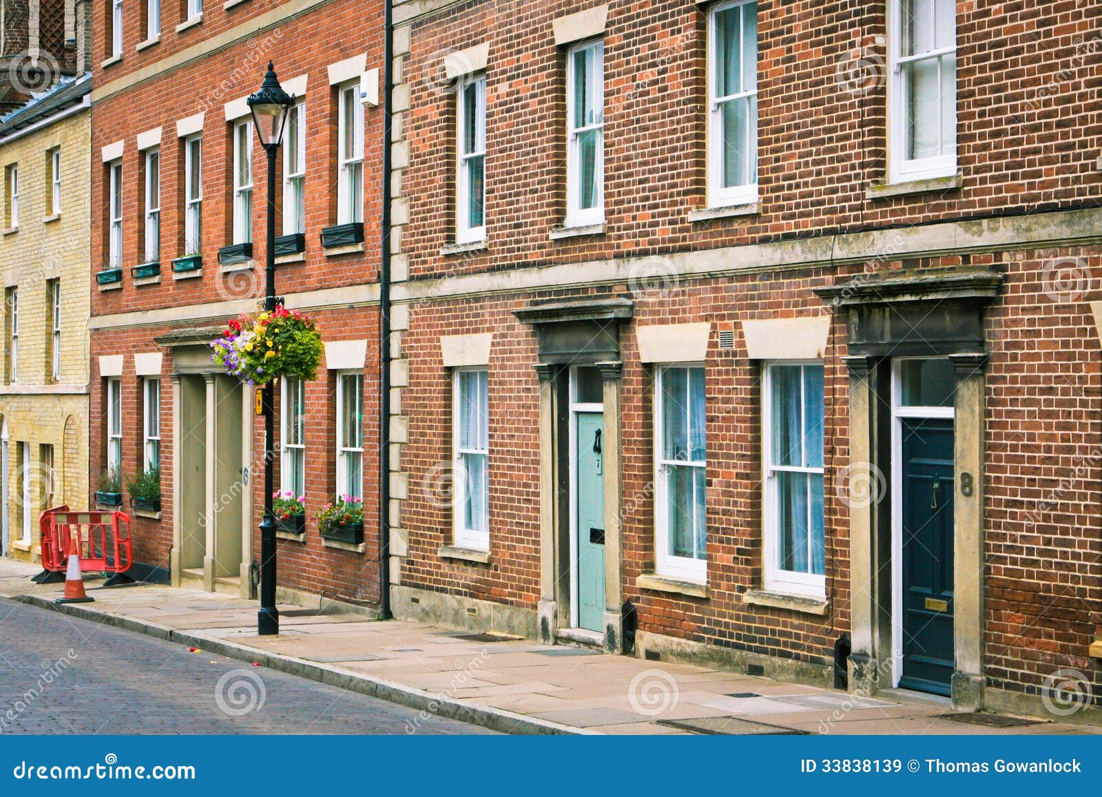 Engelska radhus fotografering för bildbyråer. Bild av trottoar - 33838139
