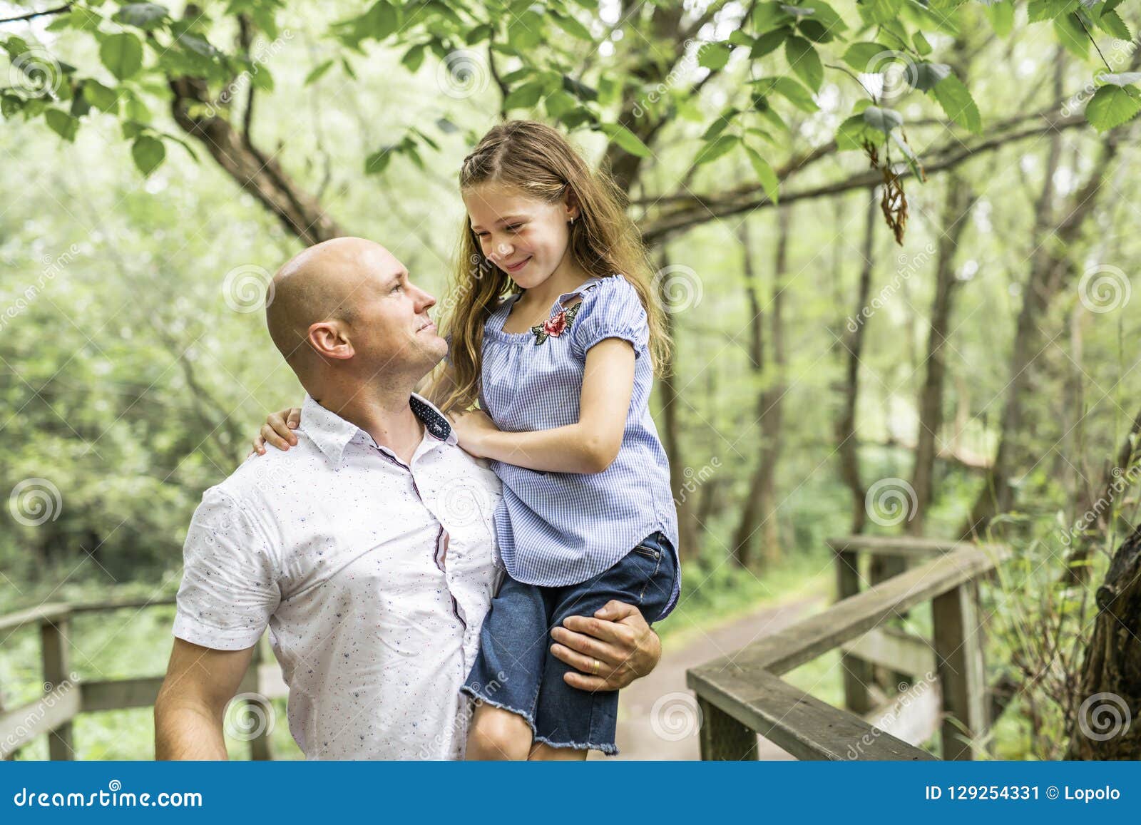 Engendre Divertirse En Bosque Con Su Hija Imagen de archivo - Imagen de ...