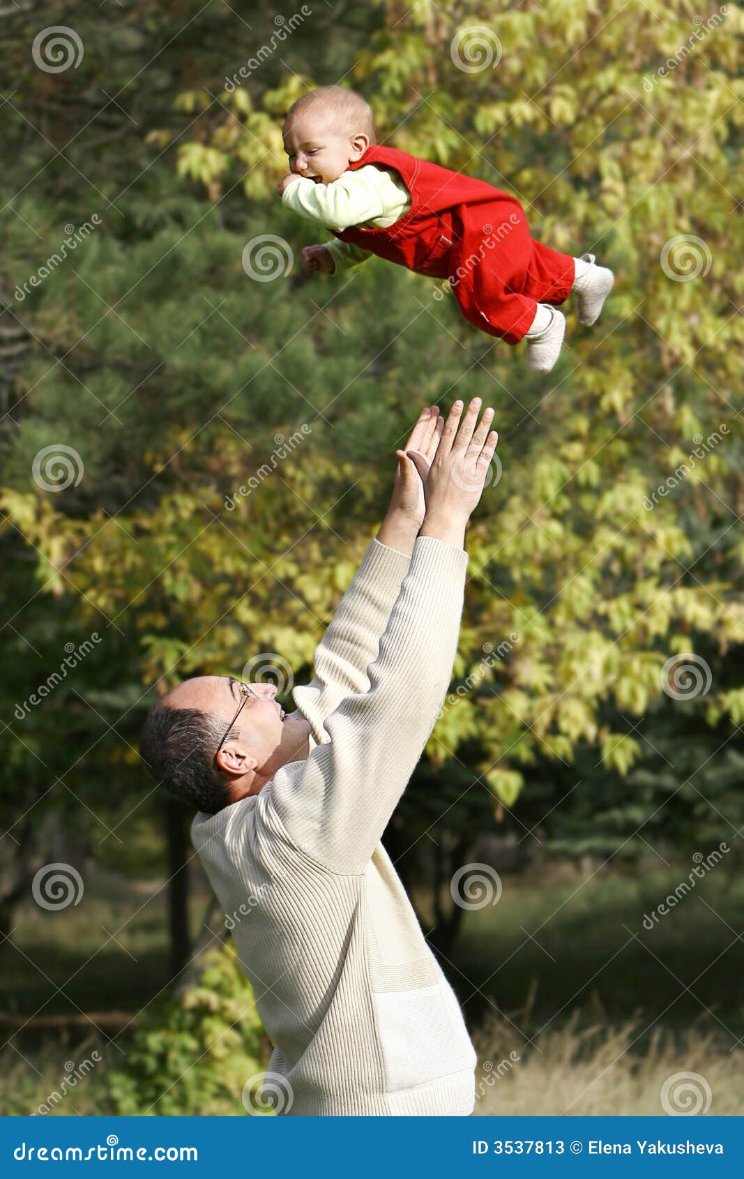 Engendre jugar con el hijo imagen de archivo. Imagen de divertido - 3537813