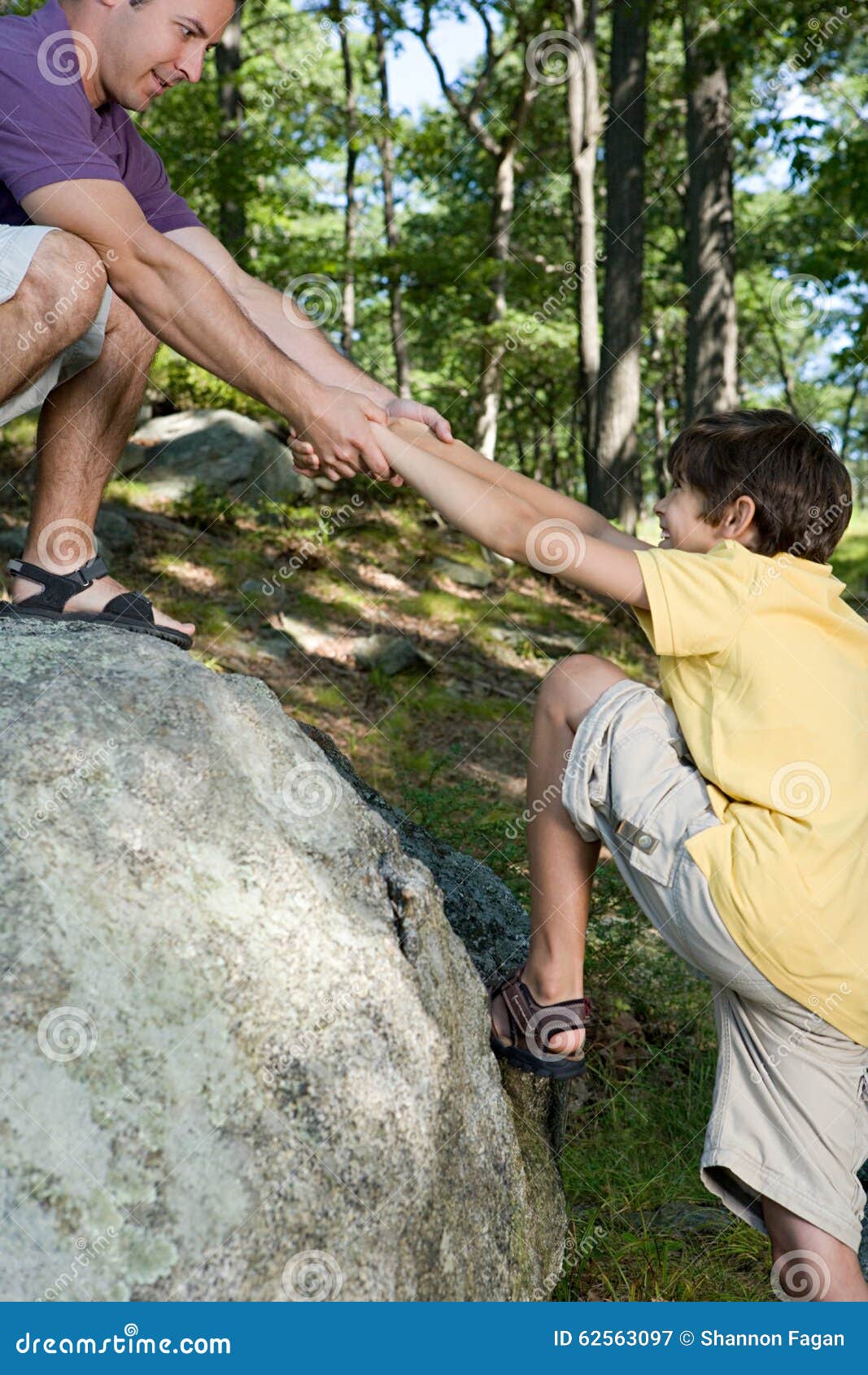 Engendre La Tracción Del Hijo Sobre Roca Imagen de archivo - Imagen de ...