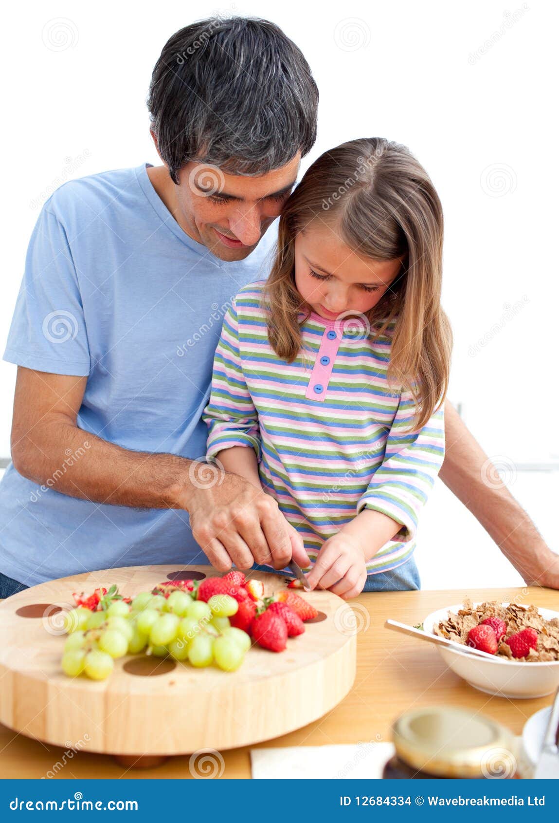 Engendre Y Su Hija Que Desayuna Foto de archivo - Imagen de fruta ...