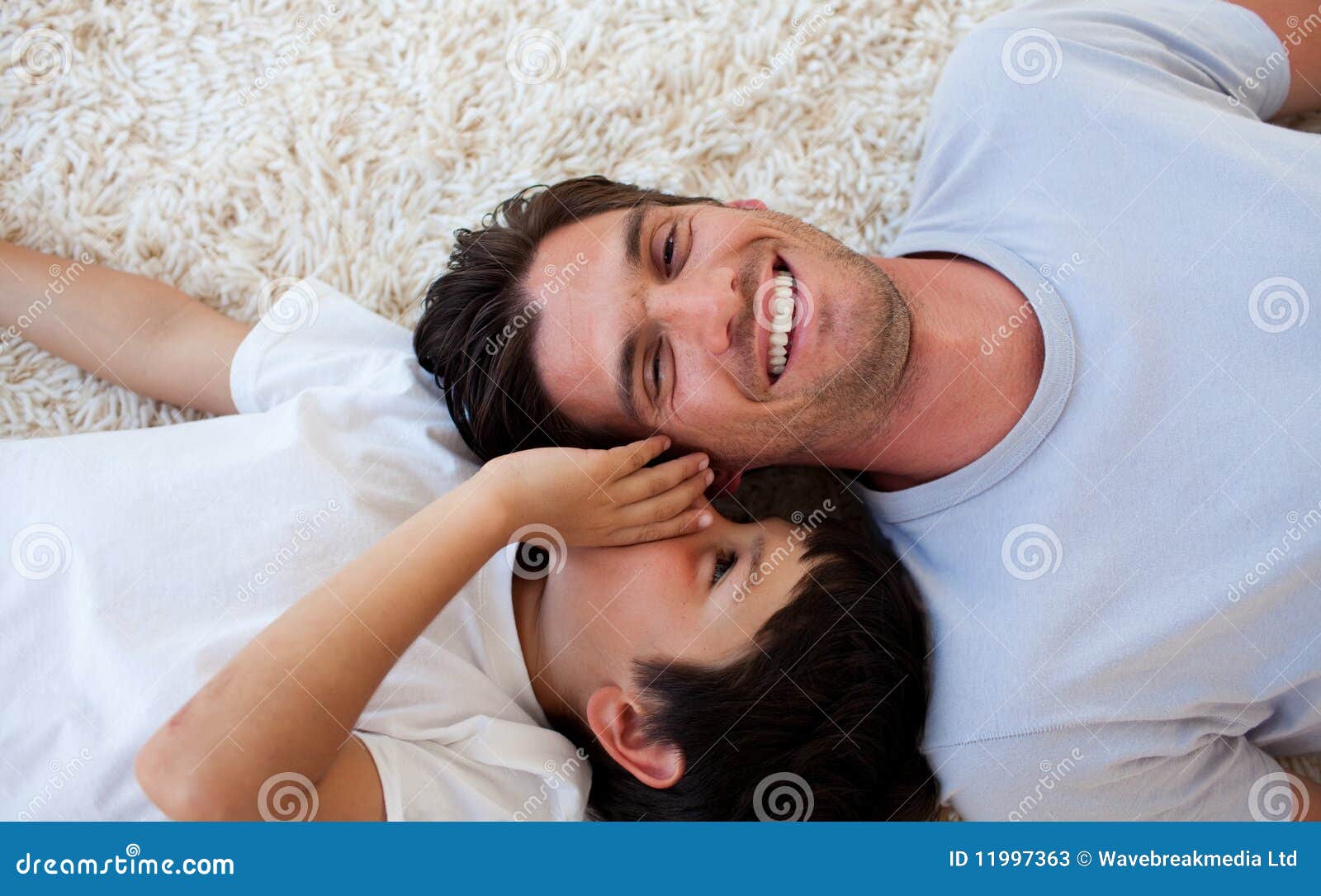 Engendre Y Su Muchacho Que Miente En El Suelo Imagen de archivo ...