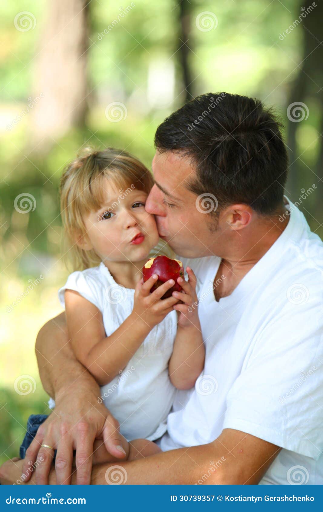 Engendrez Avec Sa Petite Fille Dans Un Hamac Image stock - Image du ...