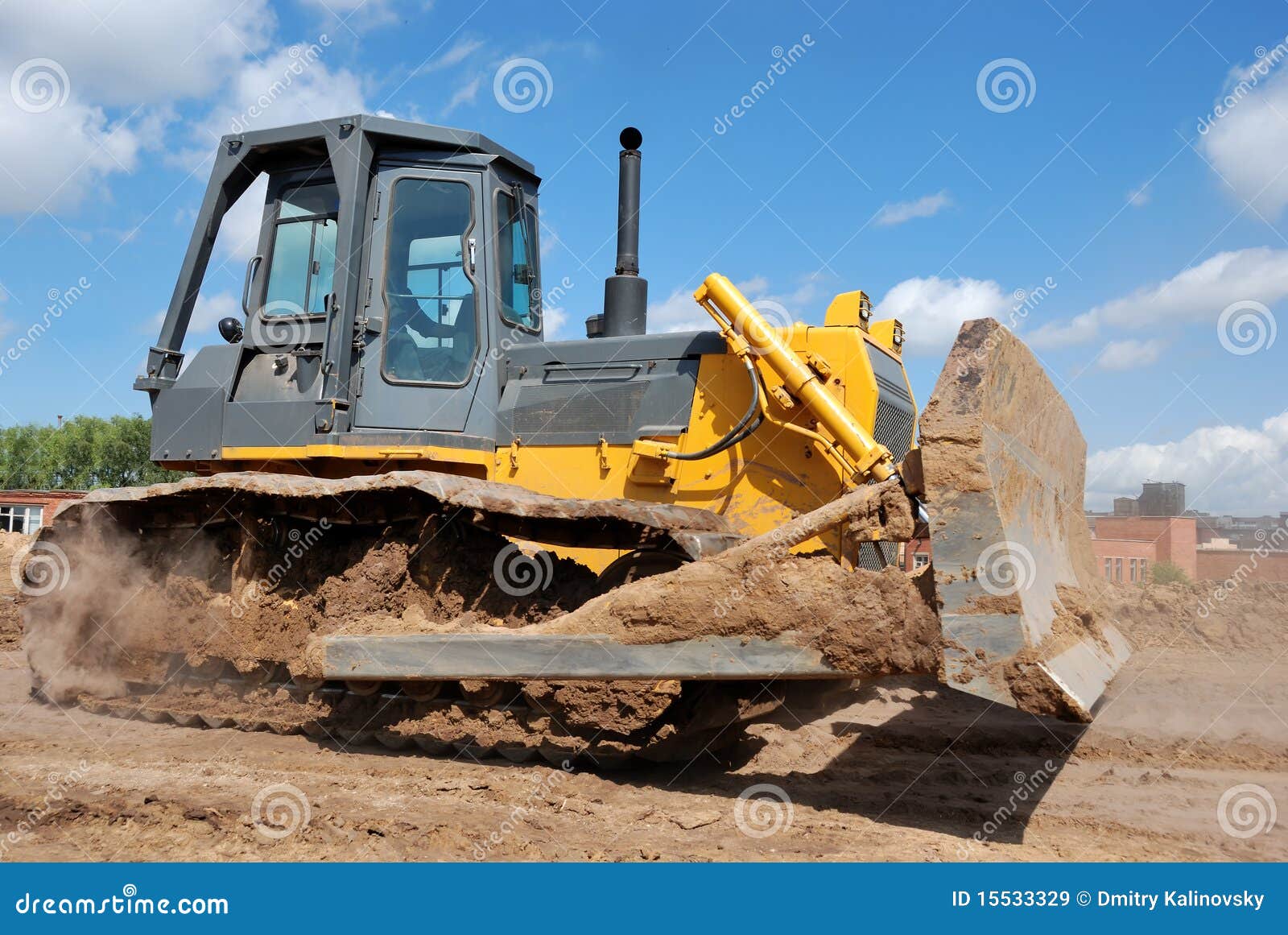 Engin De Terrassement De Bouteur Dans L'action Image stock - Image du ...