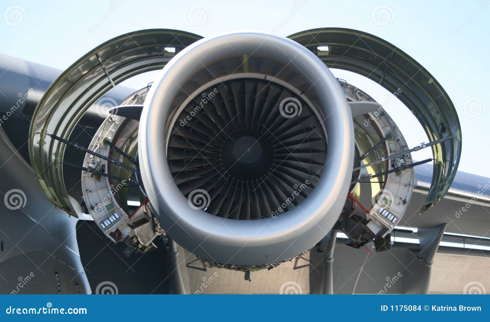 Engine Des Avions C-17 Militaires Photo stock - Image du armée, hangar ...