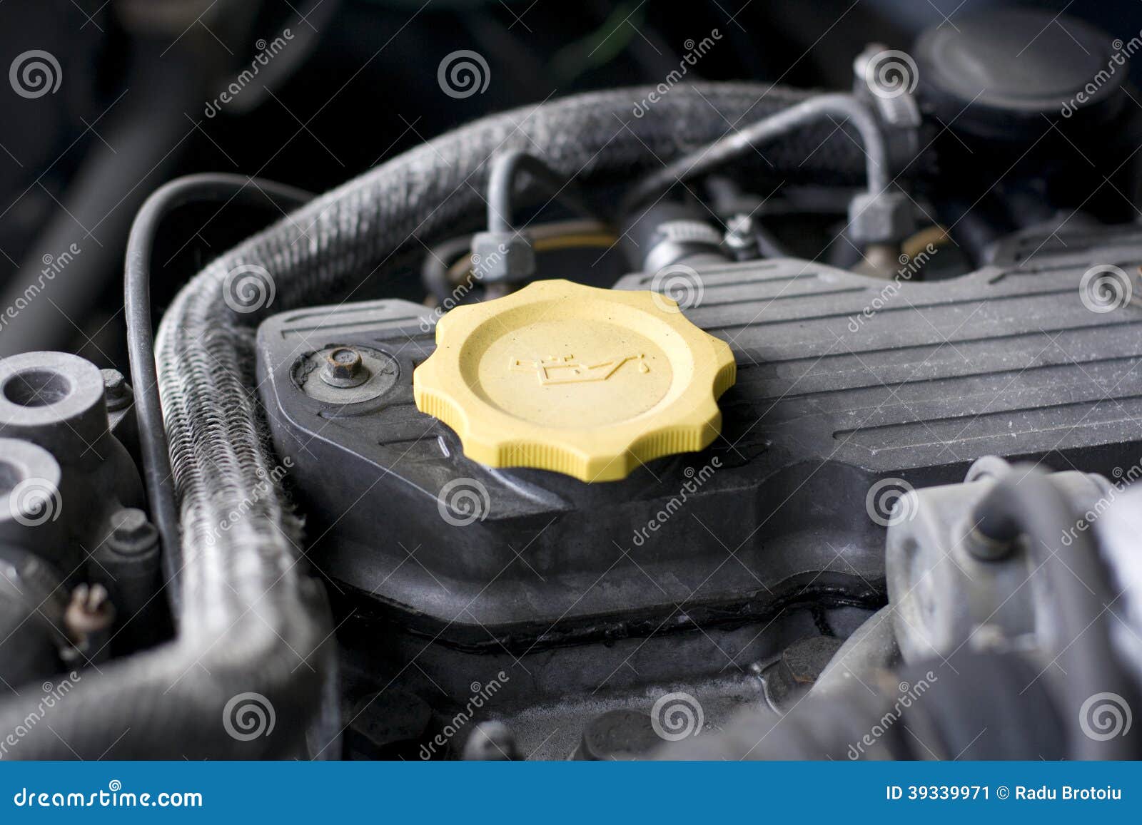 Engine oil cap stock image. Image of vehicle, rover, defender - 39339971