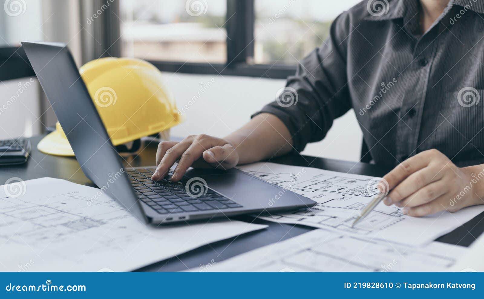 Engineer and Architect Concept, Man Uses a Ruler To Measure the Floor ...