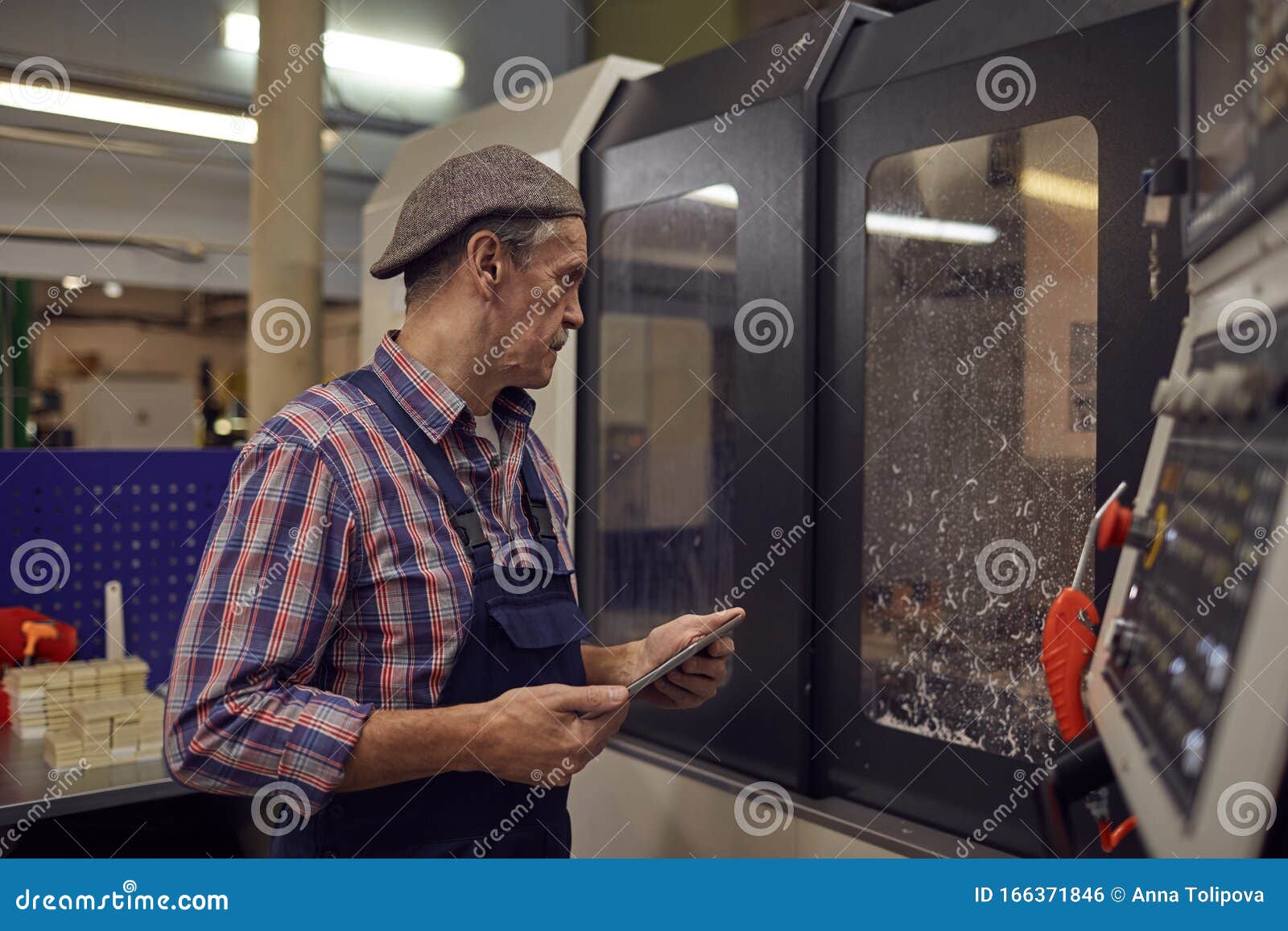 Engineer Controlling the Work of Machine Online 库存照片 - 图片 包括有 微笑, 行业 ...