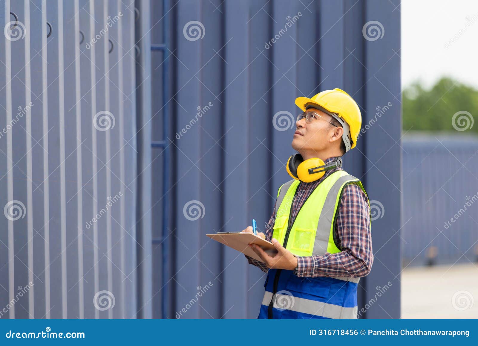 Engineer Man with Clipboard Checklist, Industrial Worker in Industry ...