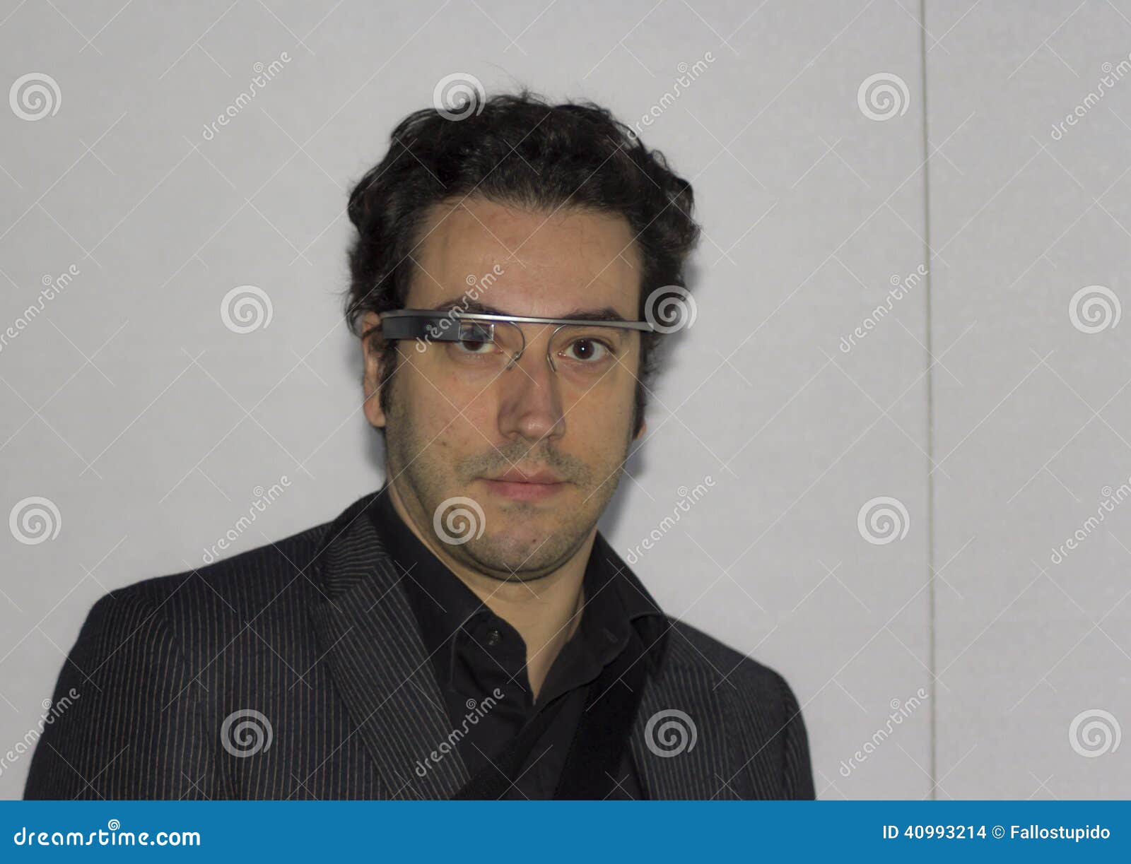 Man tests google glass editorial stock image. Image of computer - 40993214