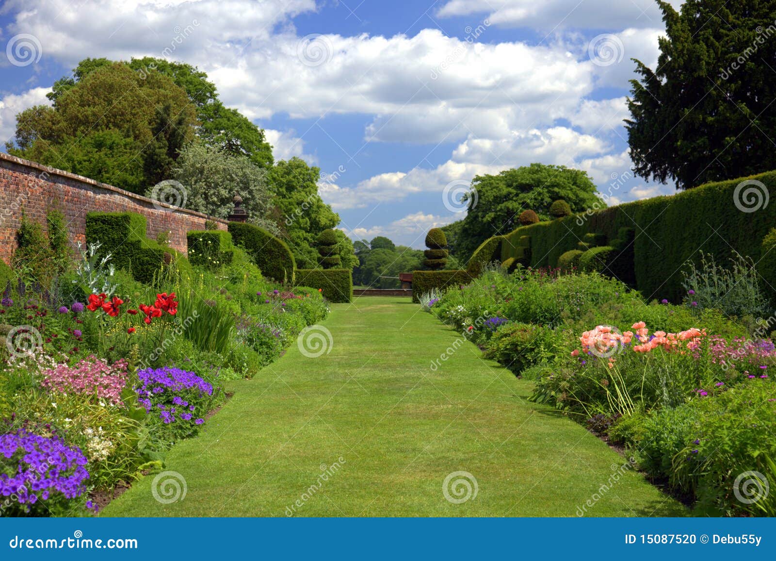 Englischer Garten Mit Alter Wand Und Gattern Stockfoto - Bild von ...