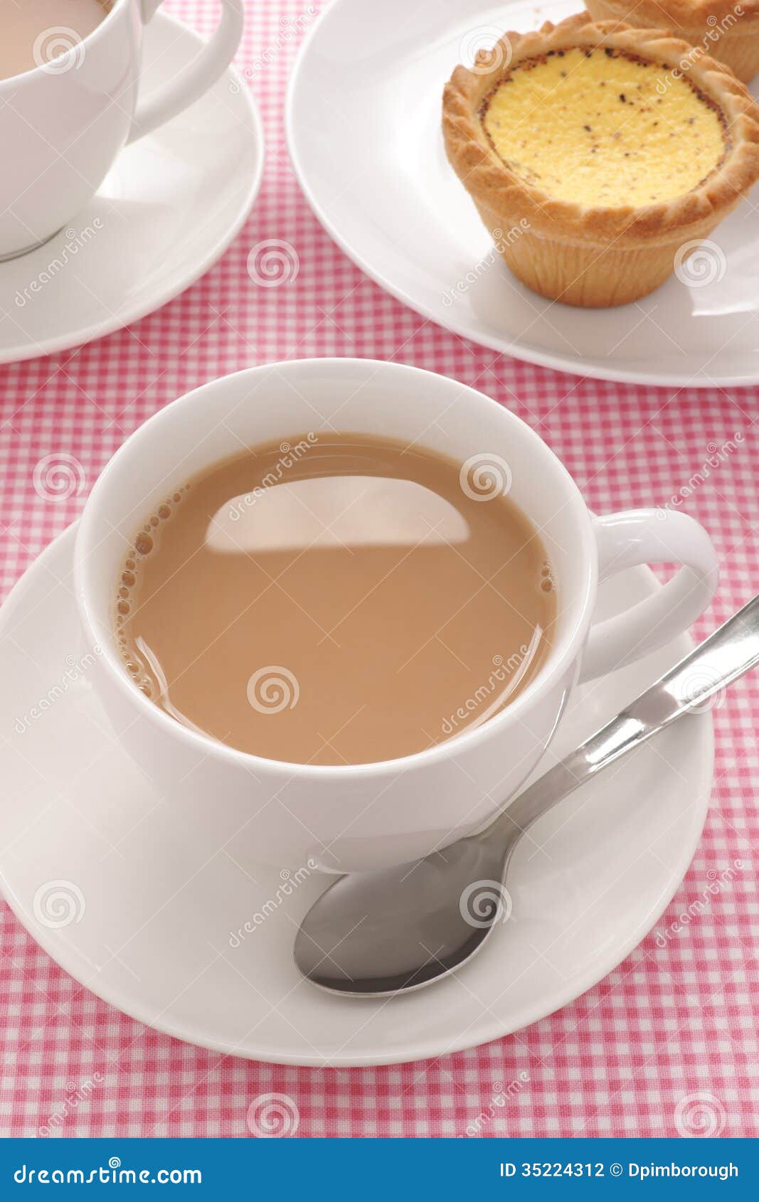 Englischer Tee mit Milch stockfoto. Bild von cuppa, traditionell - 35224312