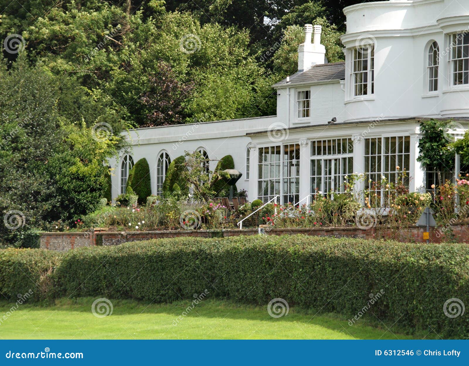 Englisches Landhaus Und Garten Stockfoto - Bild von frieden, hecke: 6312546