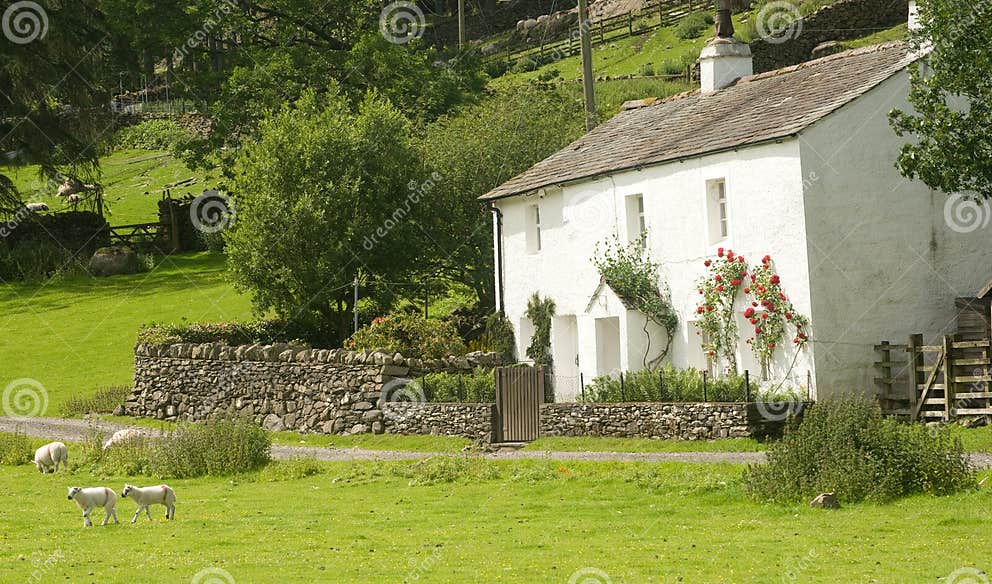 English Cottage. Idyllic Setting. Stock Image - Image of scenic ...