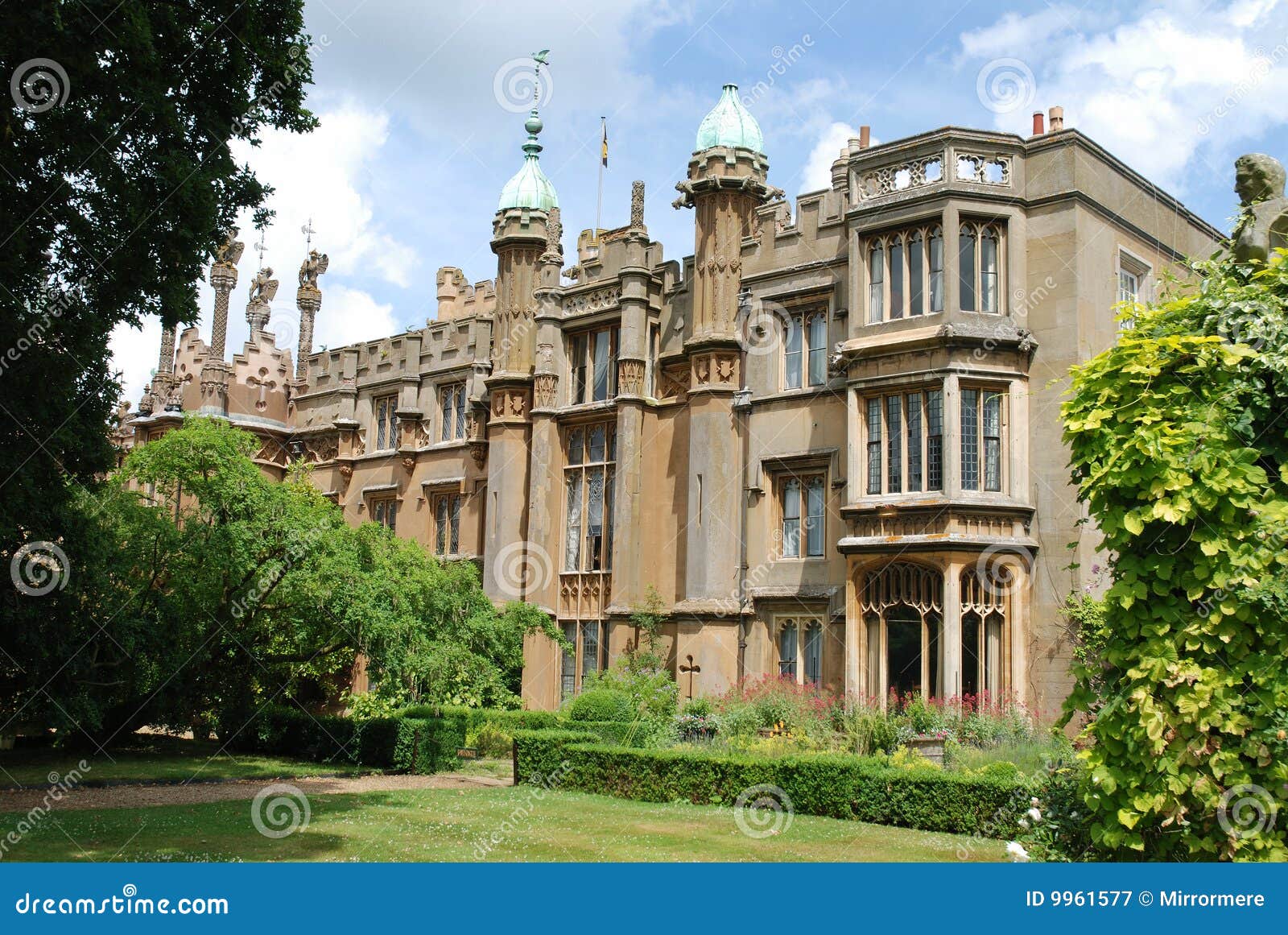 English Country house stock image. Image of formal, hedge - 9961577