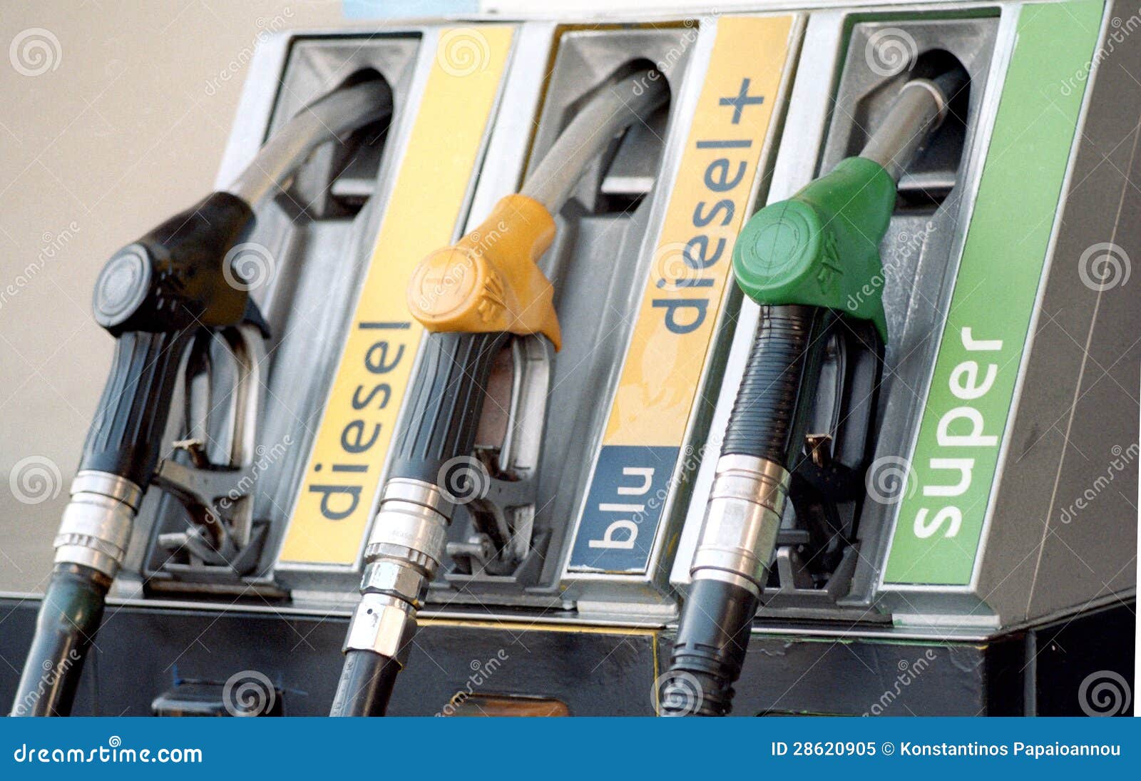 ENI Agip Tankstelle redaktionelles bild. Bild von auto - 28620905