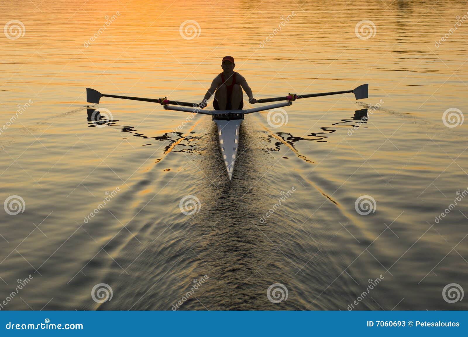 Enige Roeier Bij Zonsopgang Stock Afbeelding - Image of motivatie ...