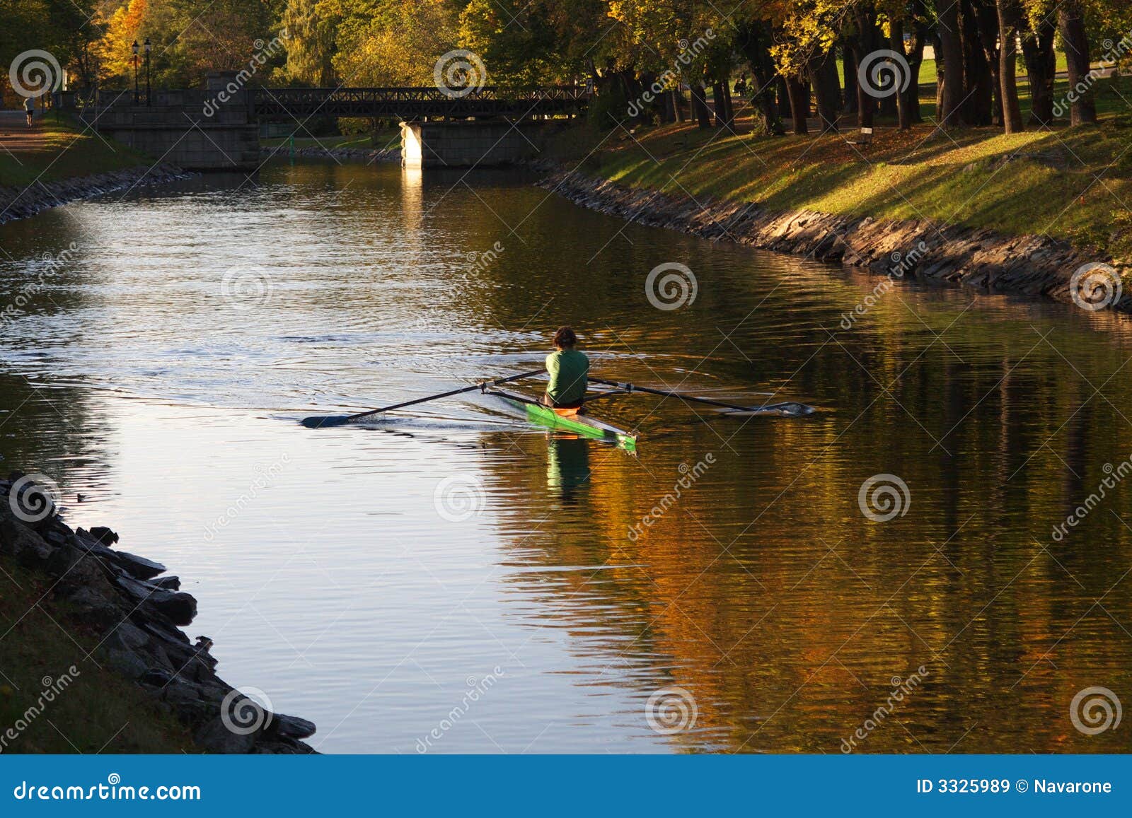 Enige roeier in een kanaal stock afbeelding. Image of buiten - 3325989