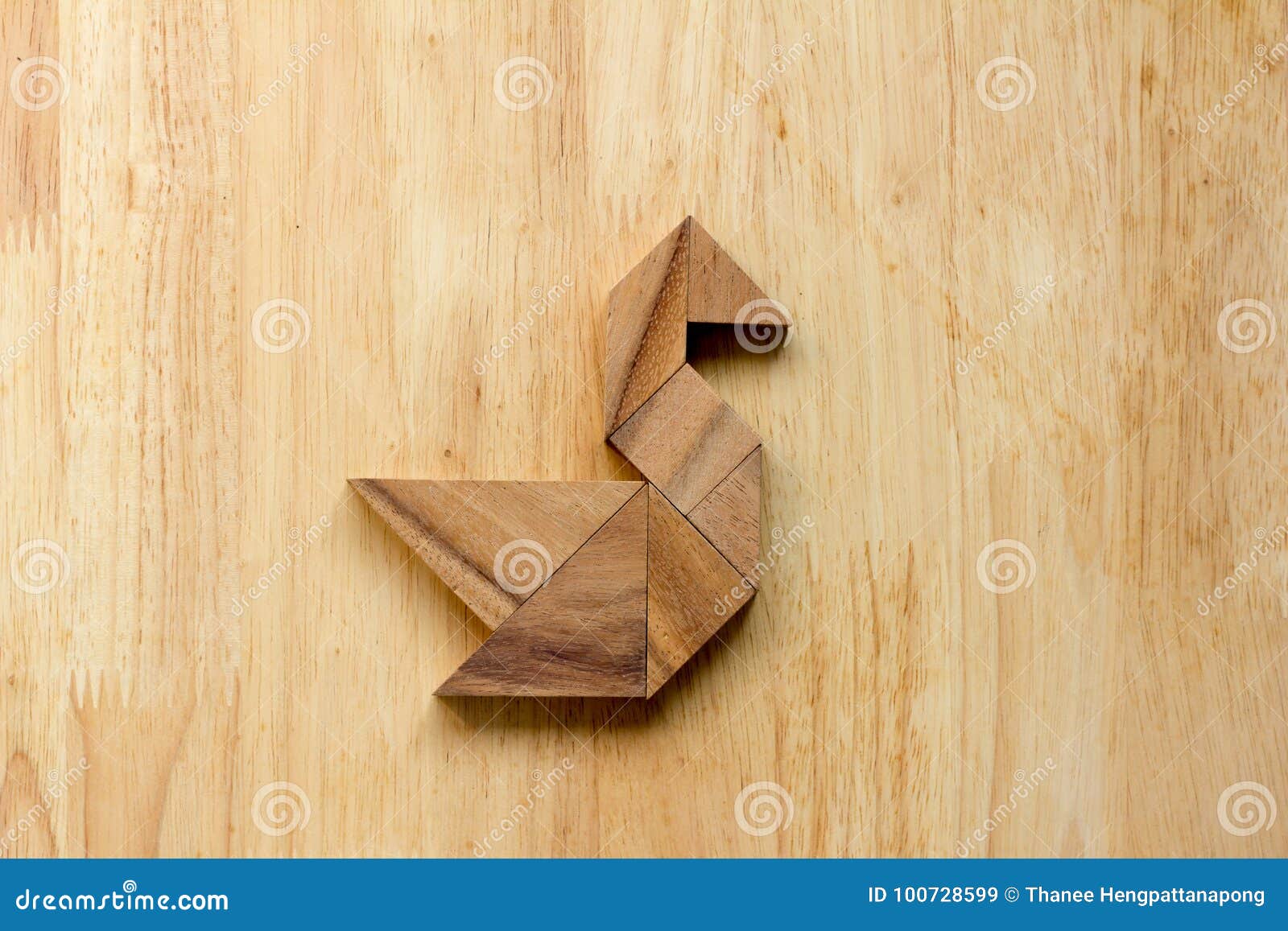 Enigma Do Tangram Na Forma Da Cisne No Fundo De Madeira Imagem de Stock ...