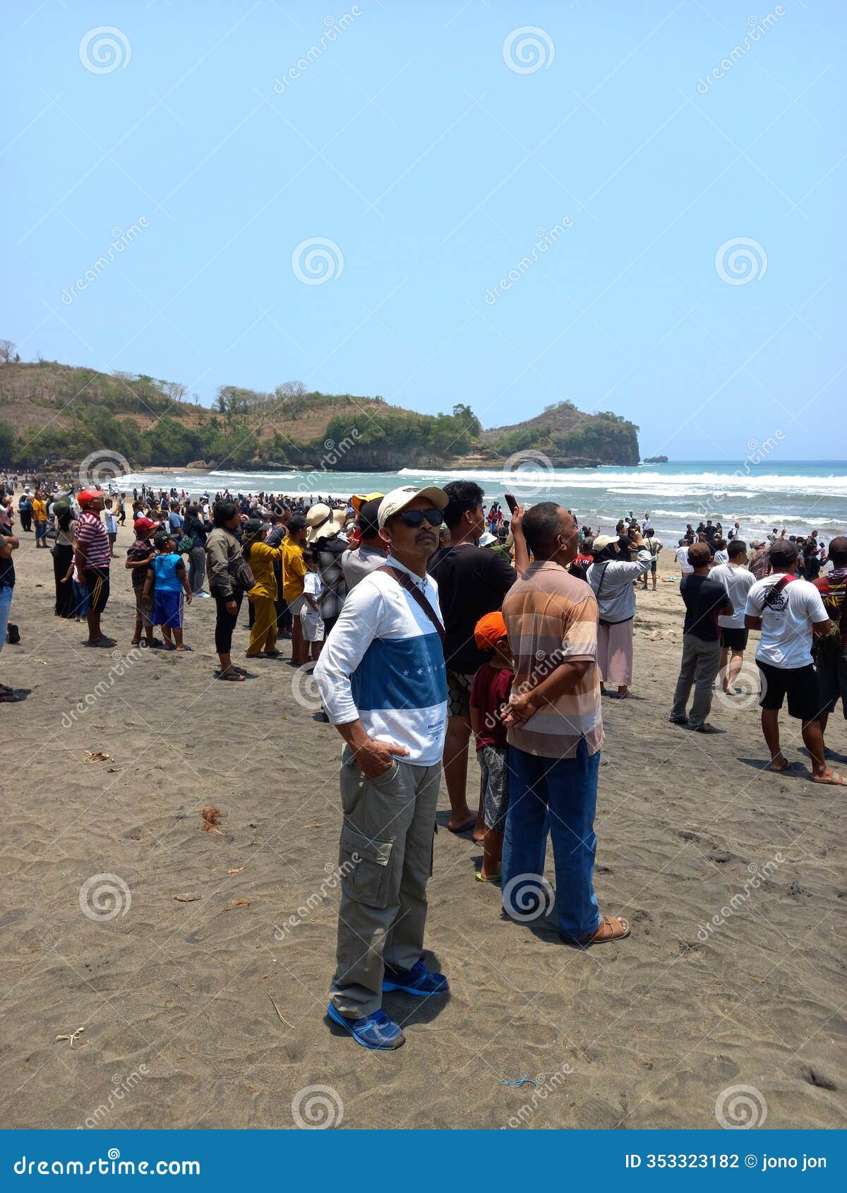 Enjoy Serang Beach in Blitar City Editorial Photography - Image of ...