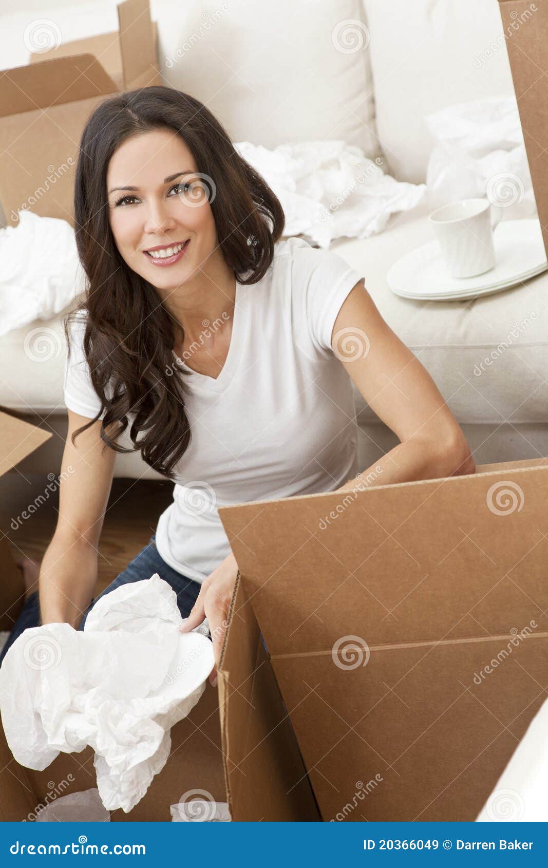 Enkel Kvinna Som Packar Upp Askar Som Flyttar Huset Fotografering för ...