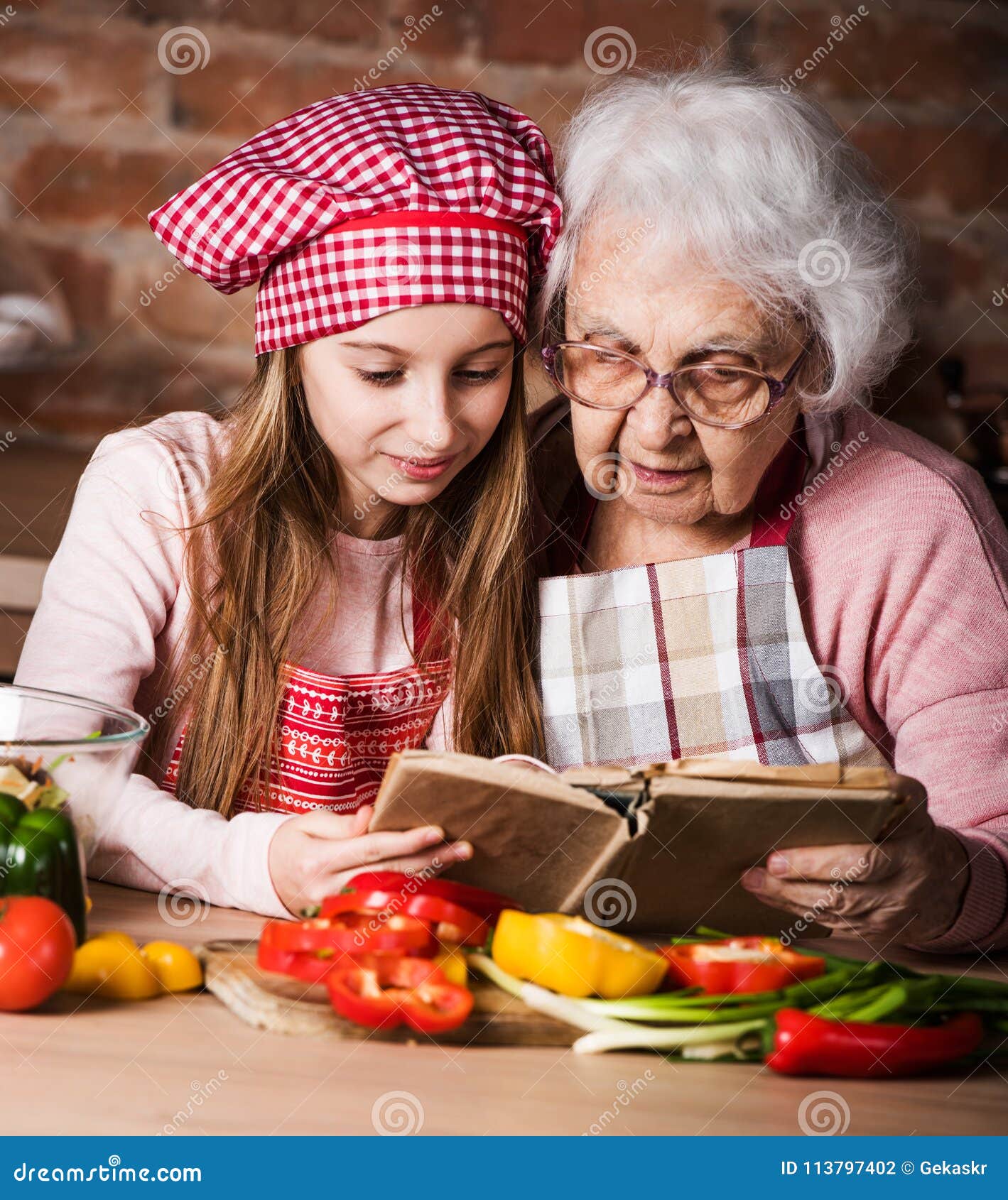 Enkelinleserezeptbuch Mit Oma Stockfoto - Bild von attraktiv, schnitt ...