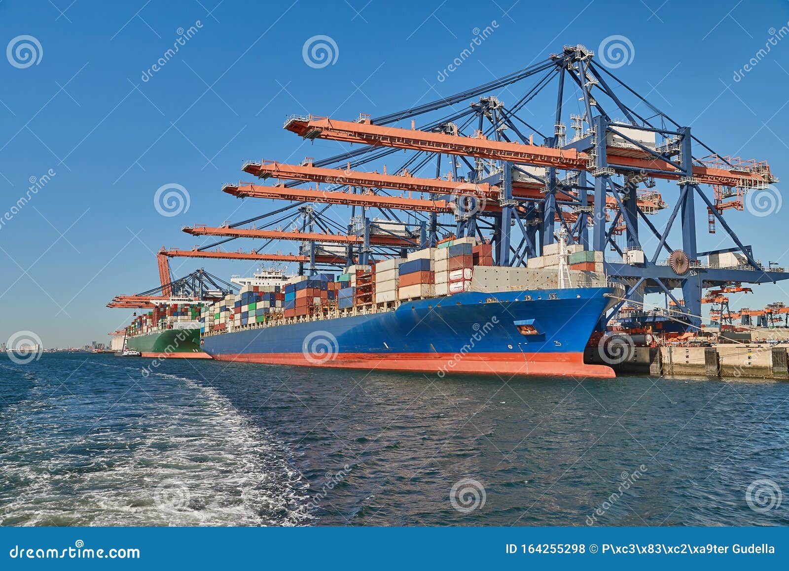 Enorme containerschip redactionele stock foto. Image of ligplaats ...
