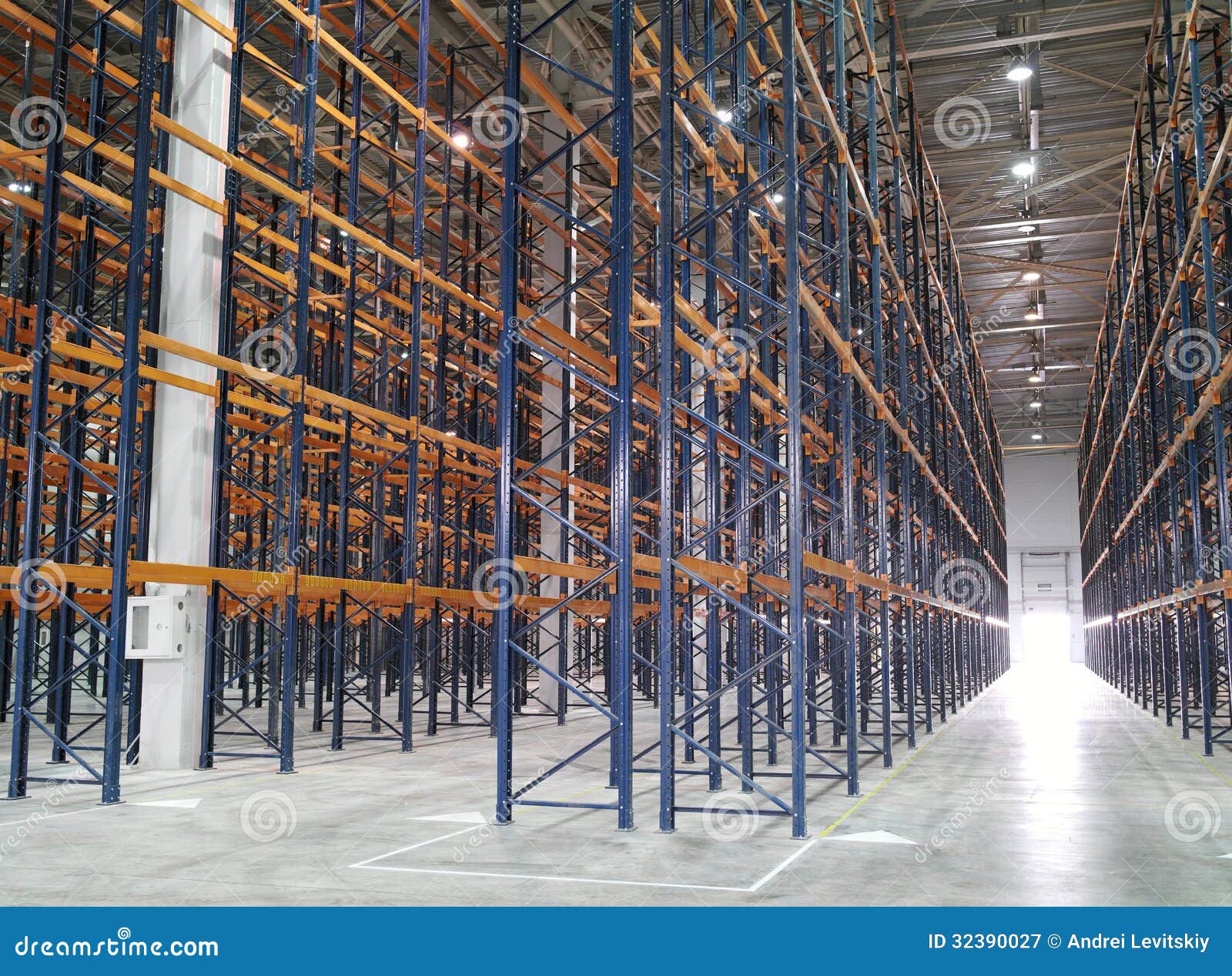 Enormes Modernes Leeres Lagerhaus Stockbild - Bild von logistik ...